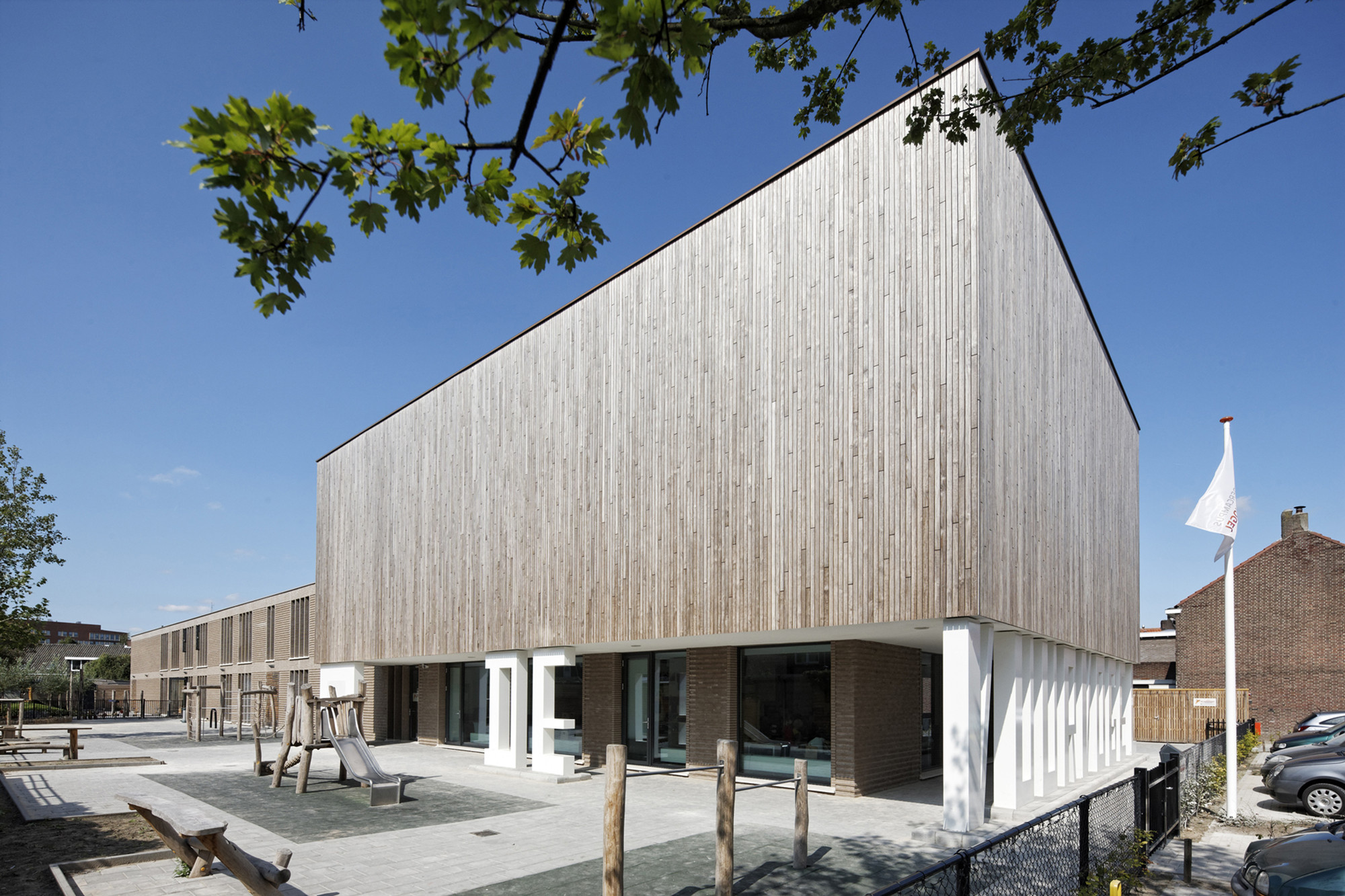Gallery of Primary School De Vuurvogel / Grosfeld van der Velde ...