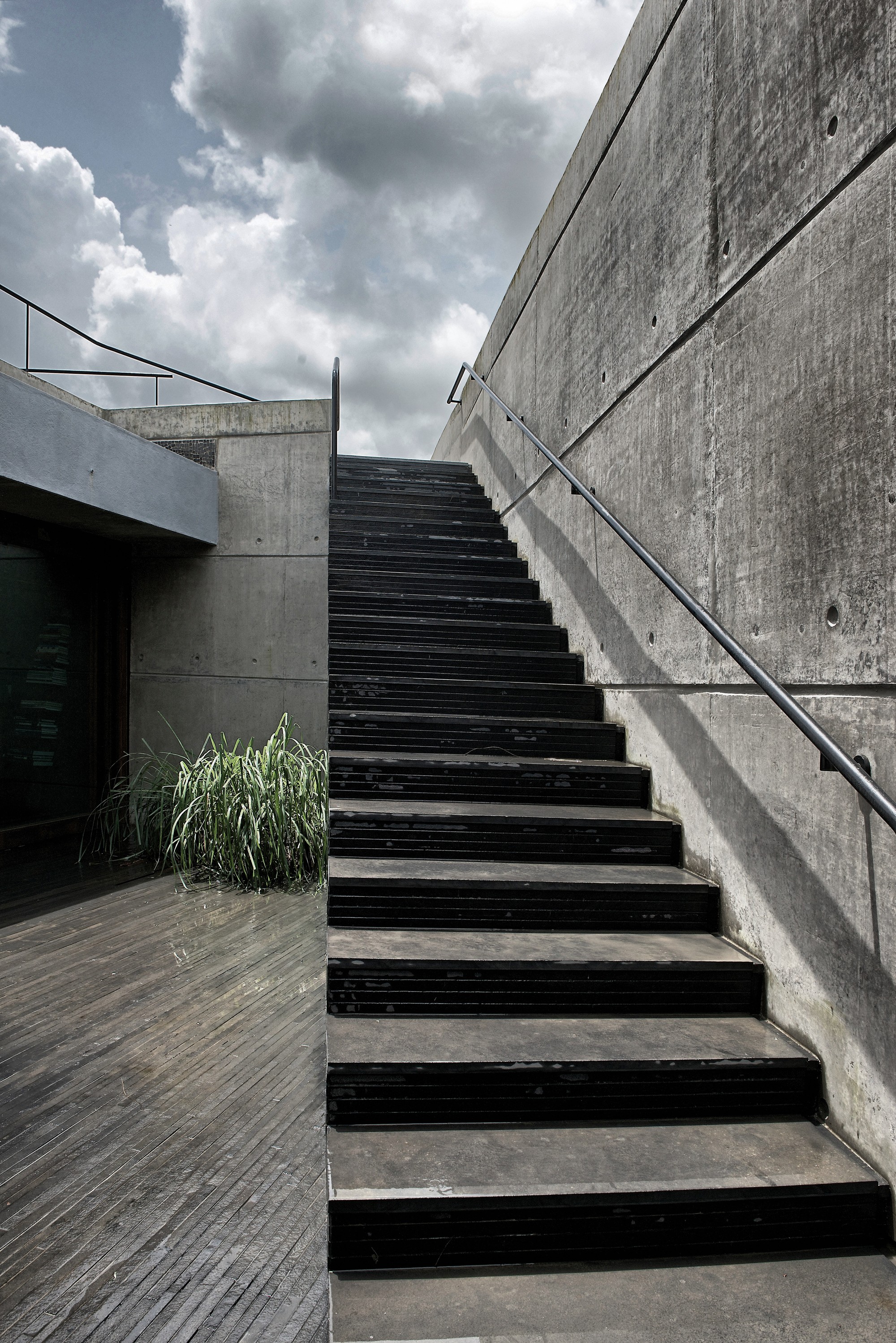 Gallery of The House Cast in Liquid Stone / SPASM Design Architects - 5