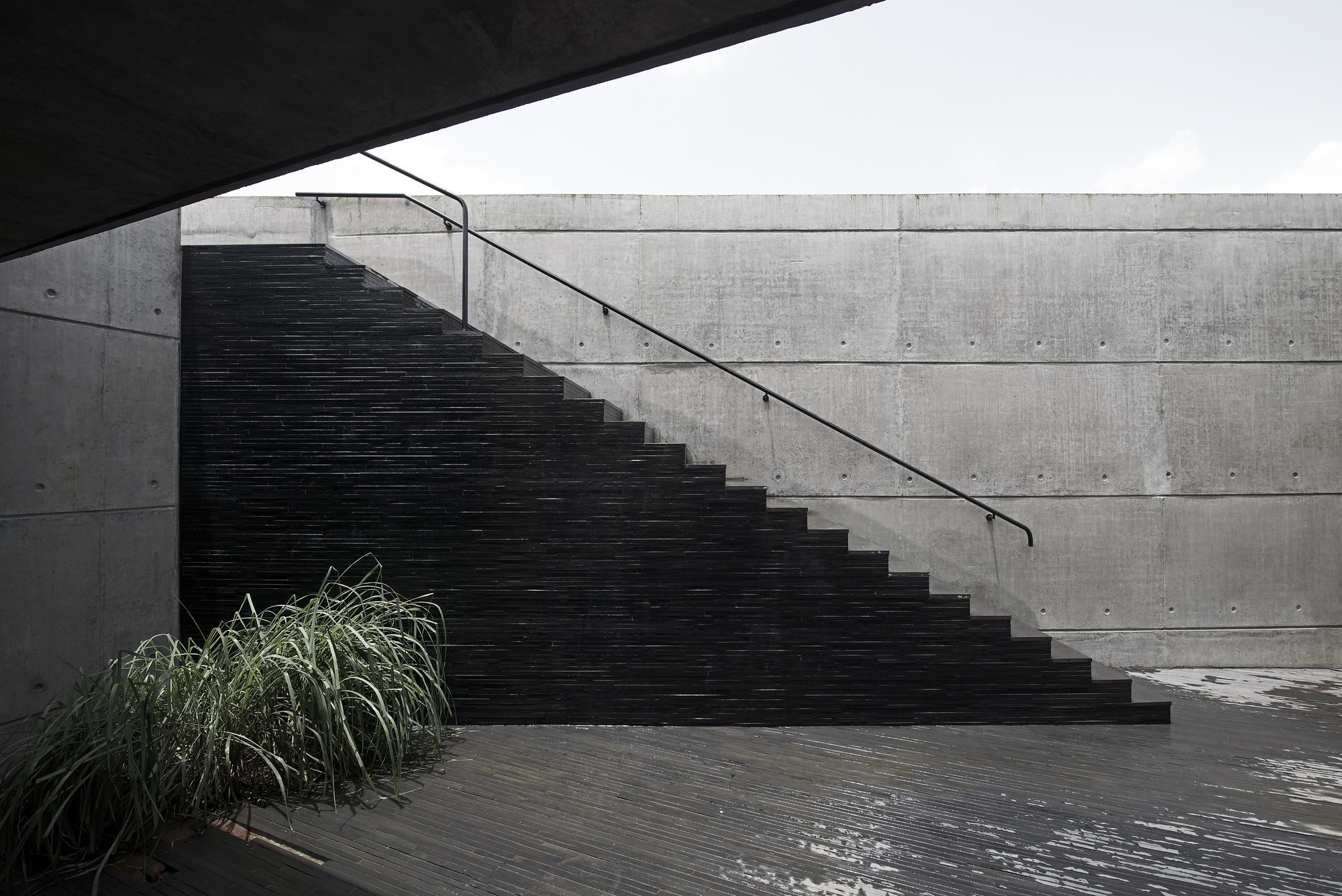 Gallery of The House Cast in Liquid Stone / SPASM Design Architects - 27