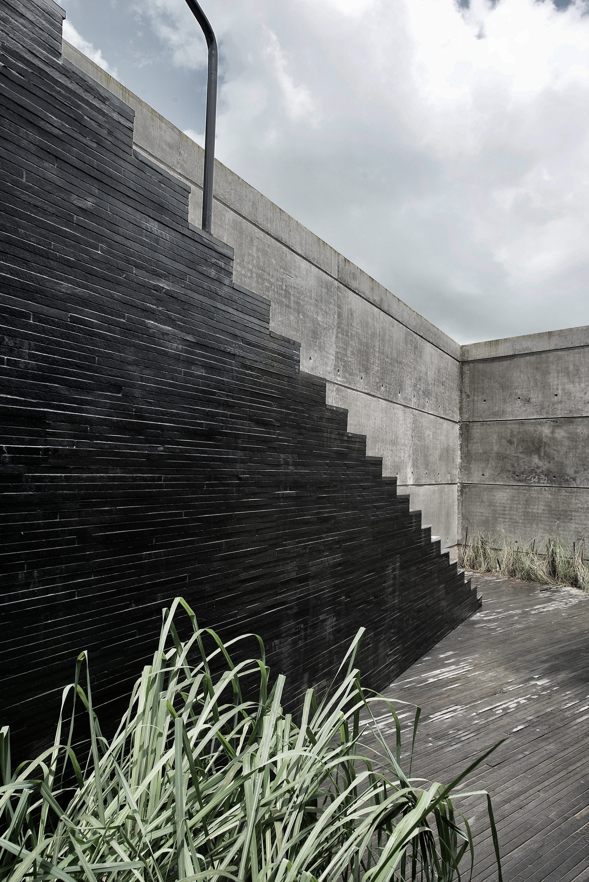 Gallery of The House Cast in Liquid Stone / SPASM Design Architects - 30