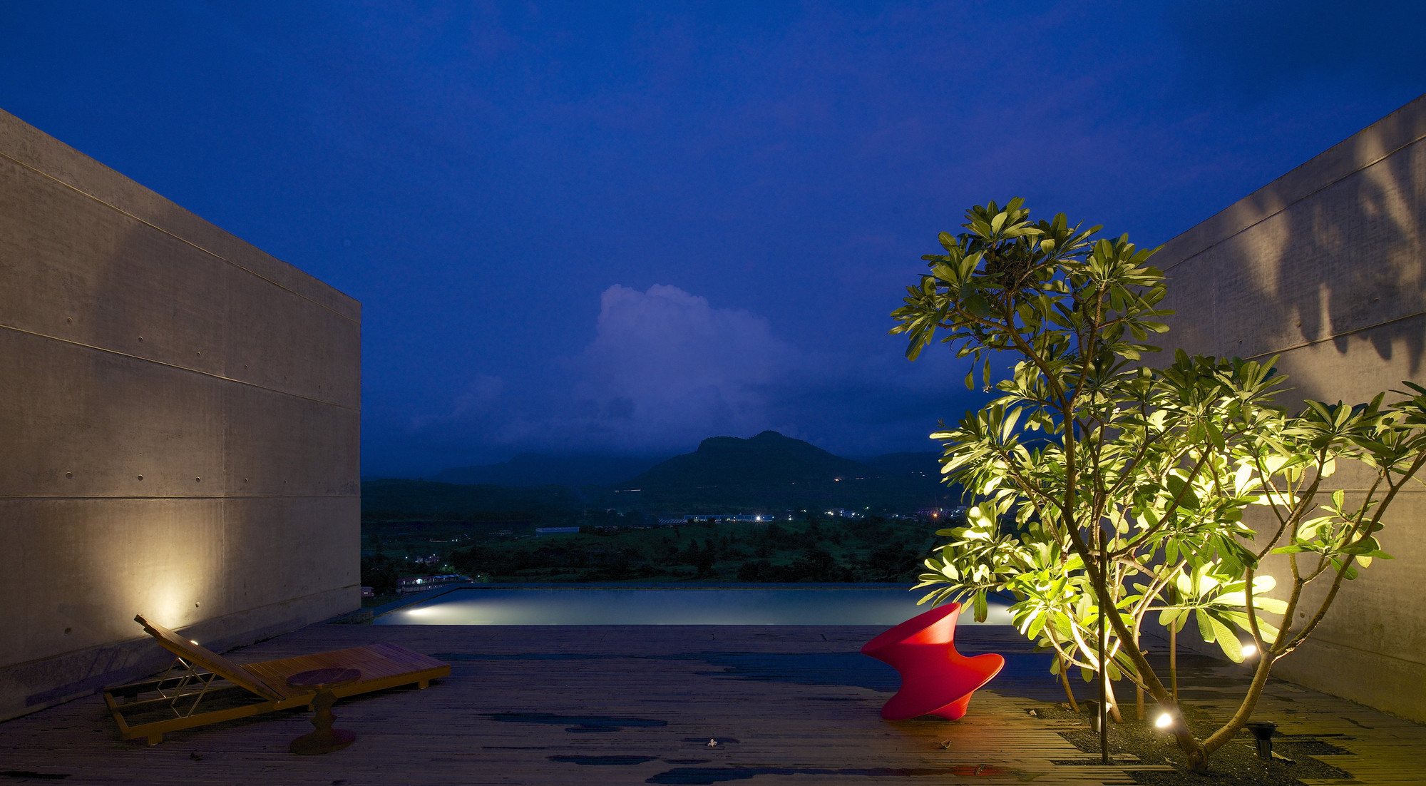 Gallery of The House Cast in Liquid Stone / SPASM Design Architects - 10