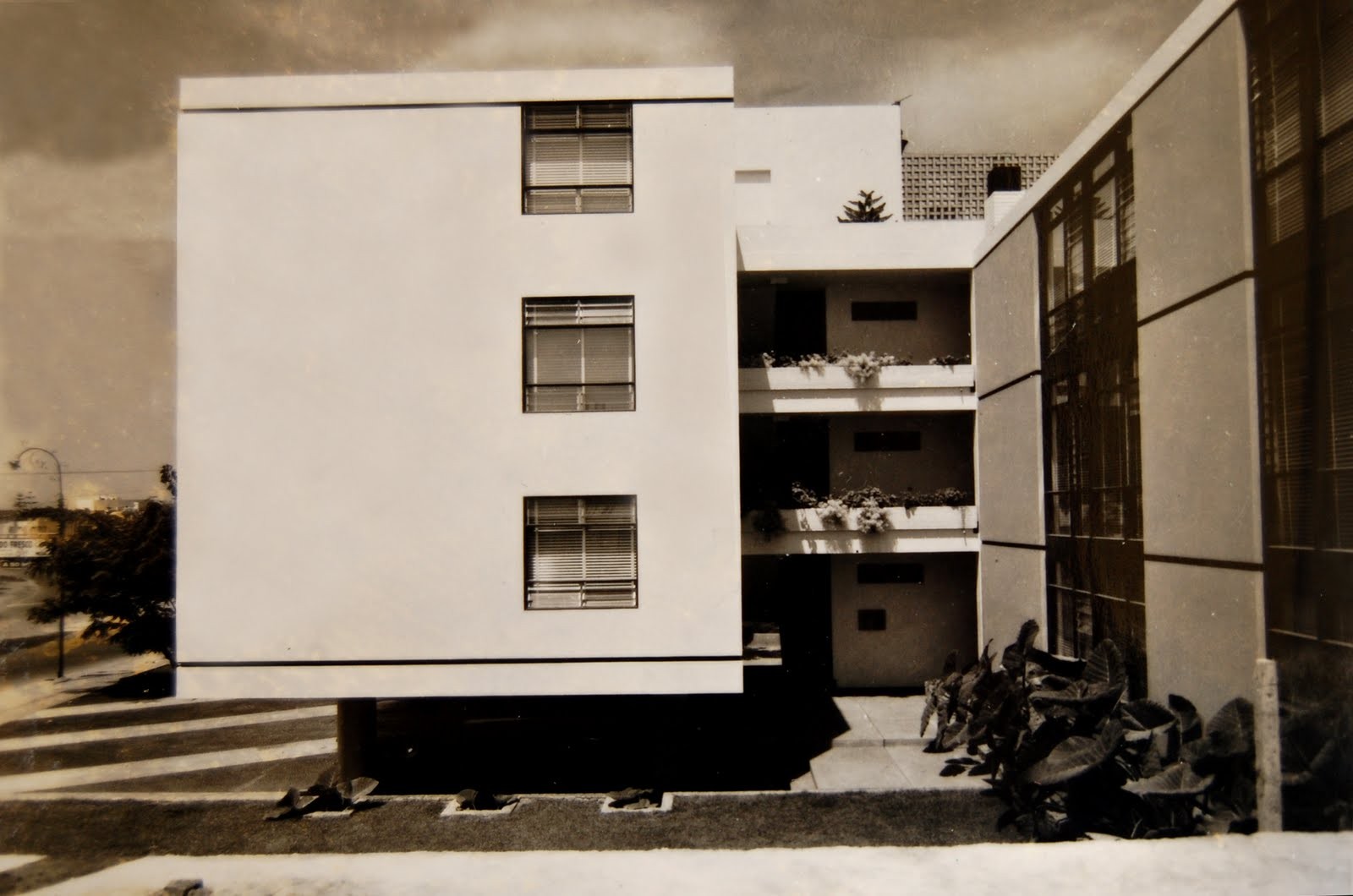 Galería de Clásicos de Arquitectura: Edificio Real / Manuel Villarán Freire - 5