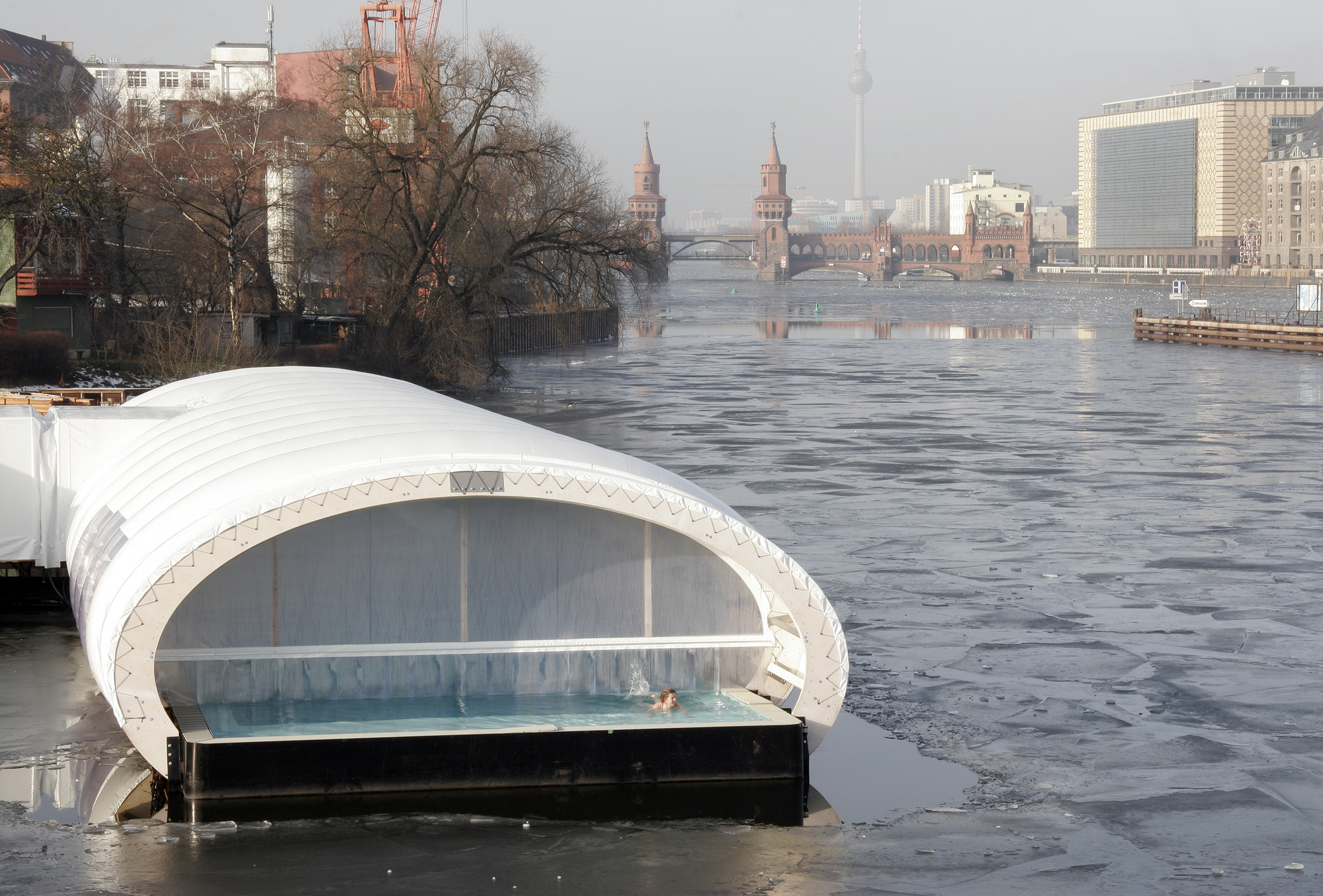 Gallery of Badeschiff / Wilk-Salinas Architekten - 7