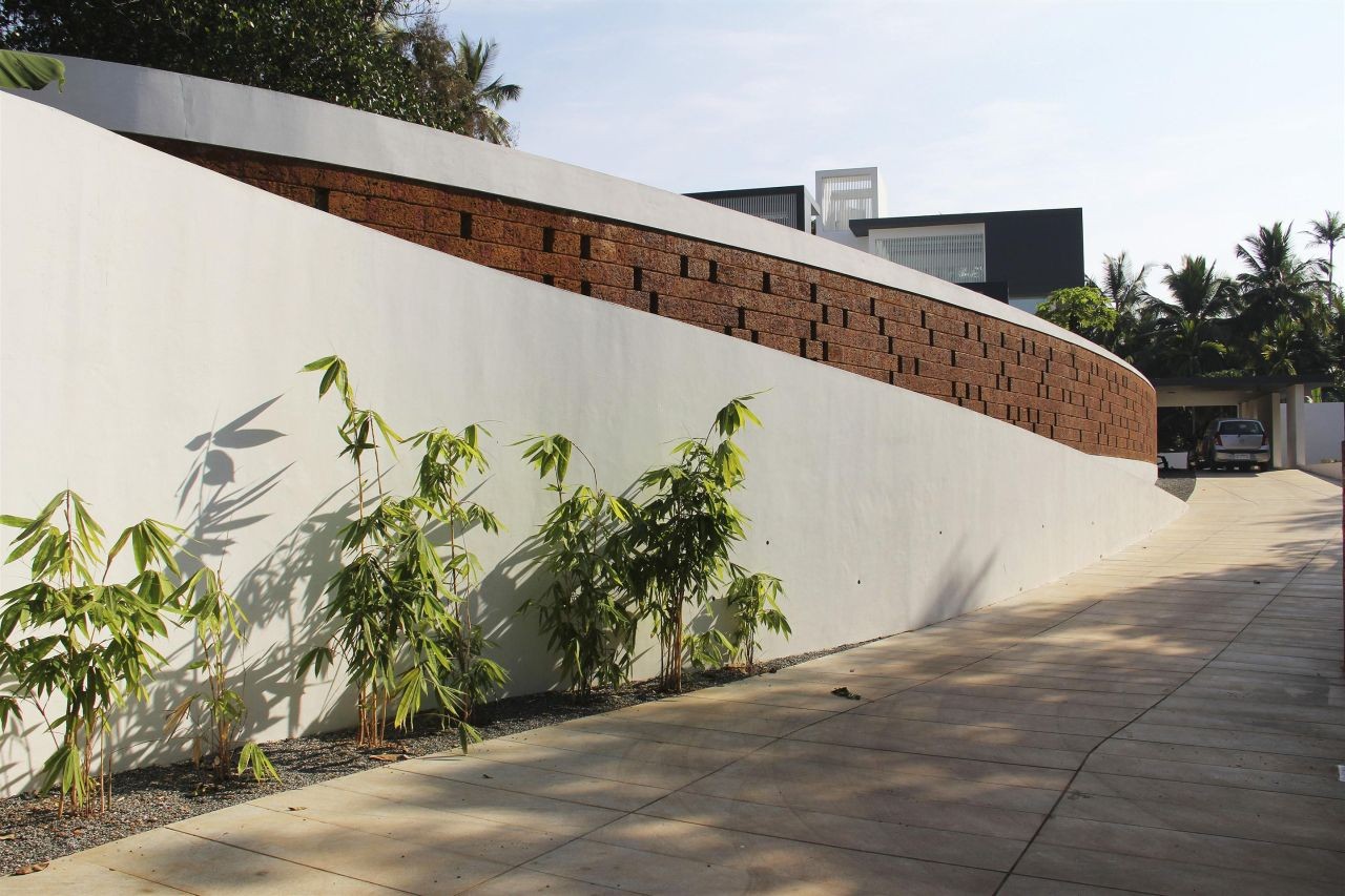 Gallery of The Running Wall Residence / LIJO RENY architects - 10