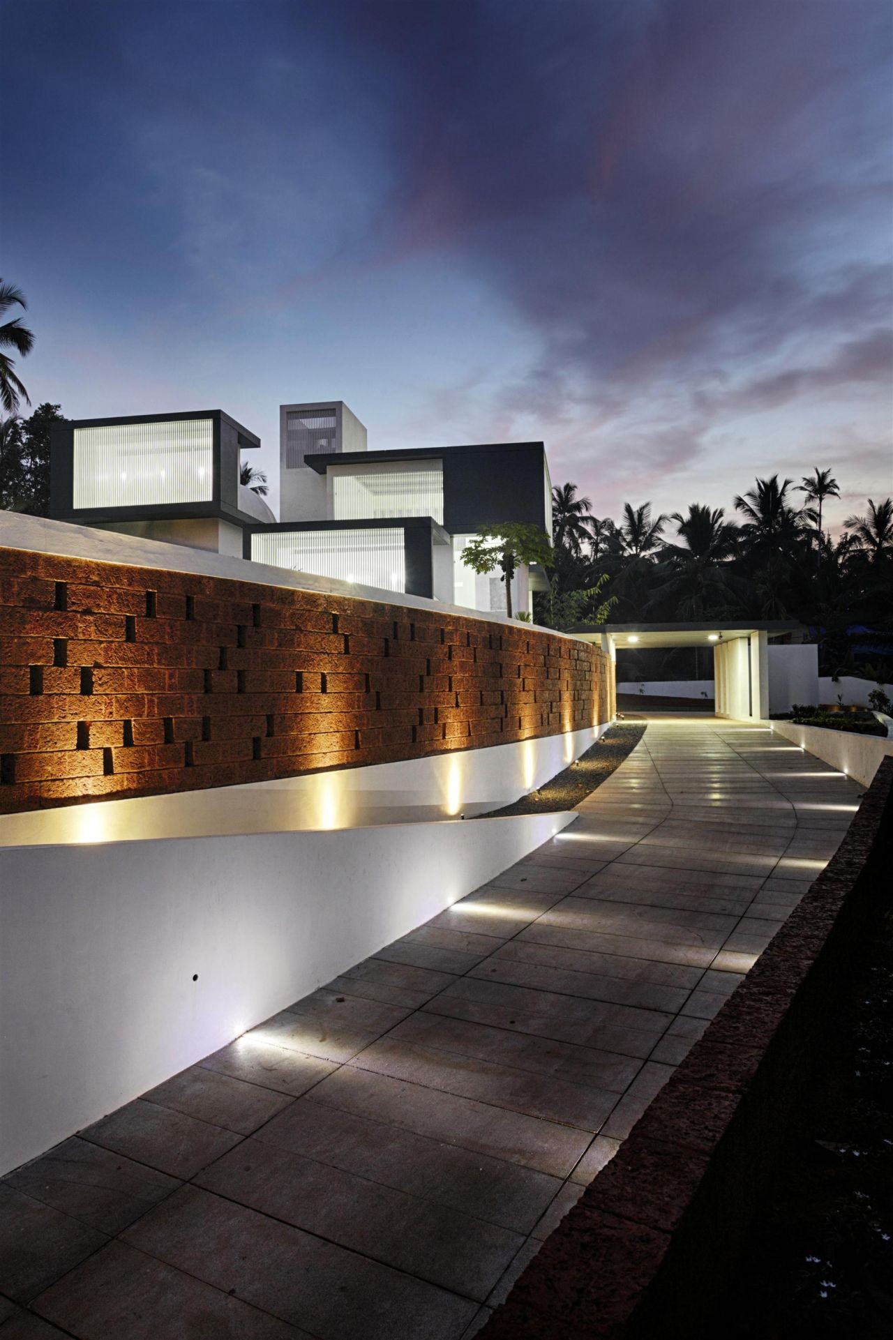 Gallery of The Running Wall Residence / LIJO RENY architects - 11