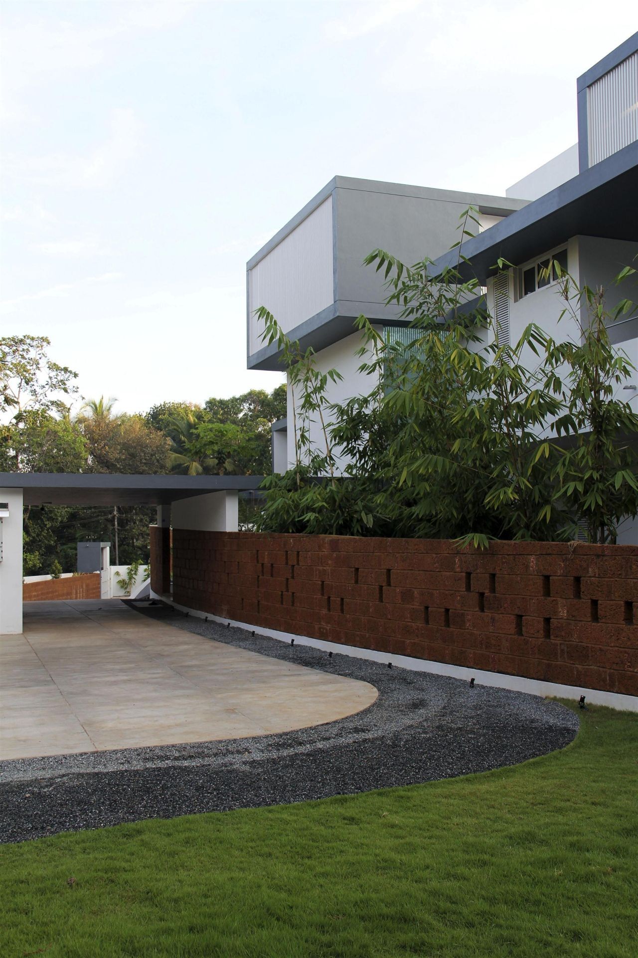 Gallery of The Running Wall Residence / LIJO RENY architects - 3