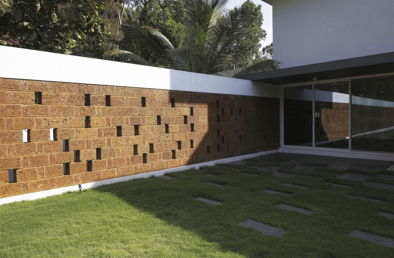Gallery of The Running Wall Residence / LIJO RENY architects - 17