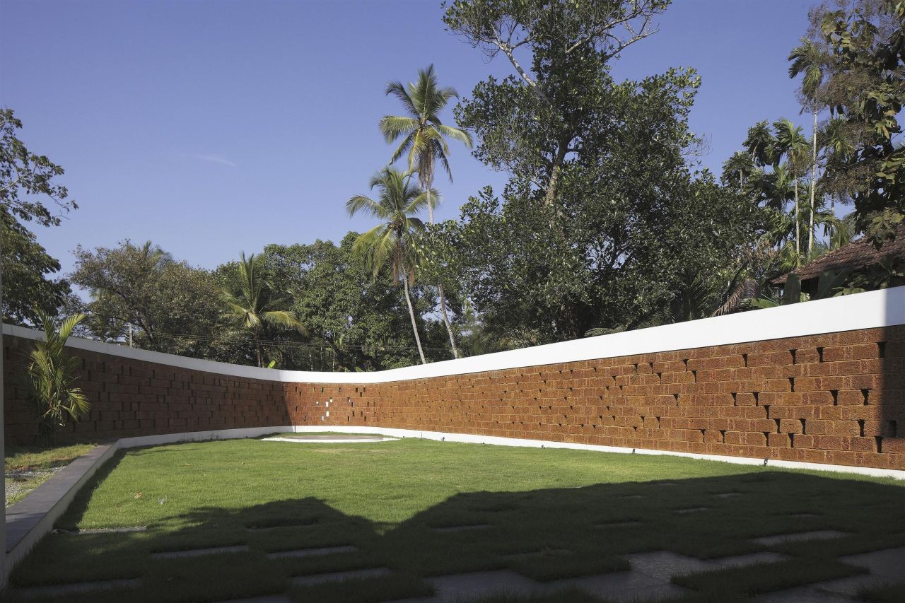 Gallery of The Running Wall Residence / LIJO RENY architects - 19