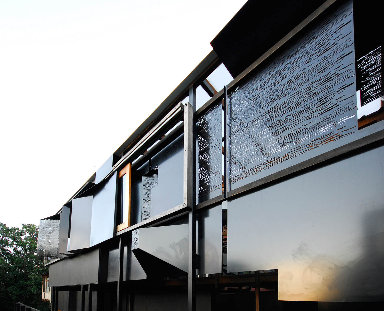 Gallery of The Left-Over-Space House / Cox Rayner Architects - 2
