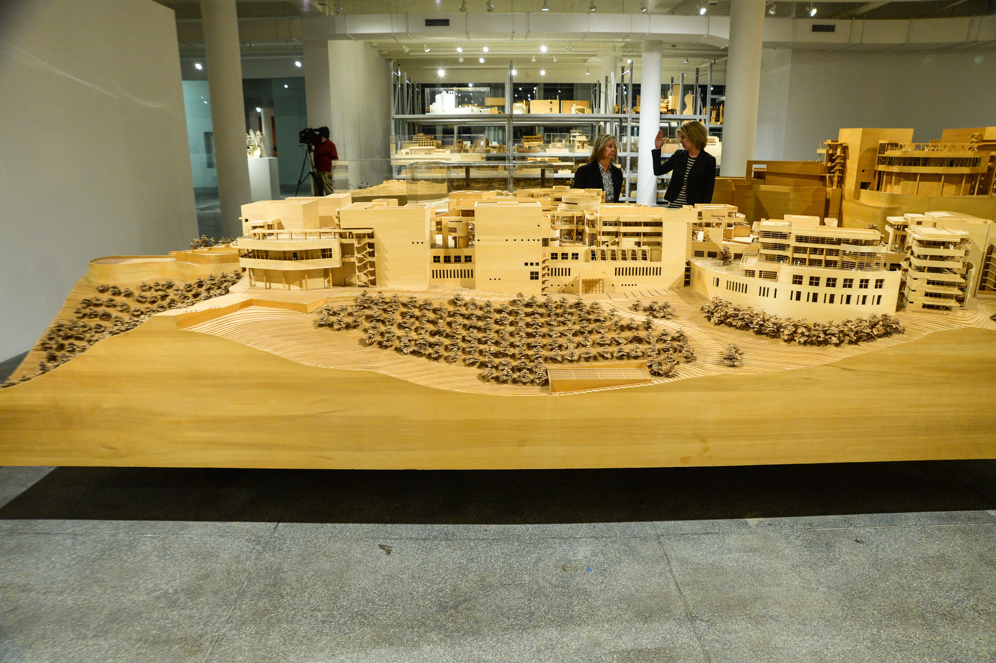 Gallery of Richard Meier Model Museum Opens at Mana Contemporary - 7