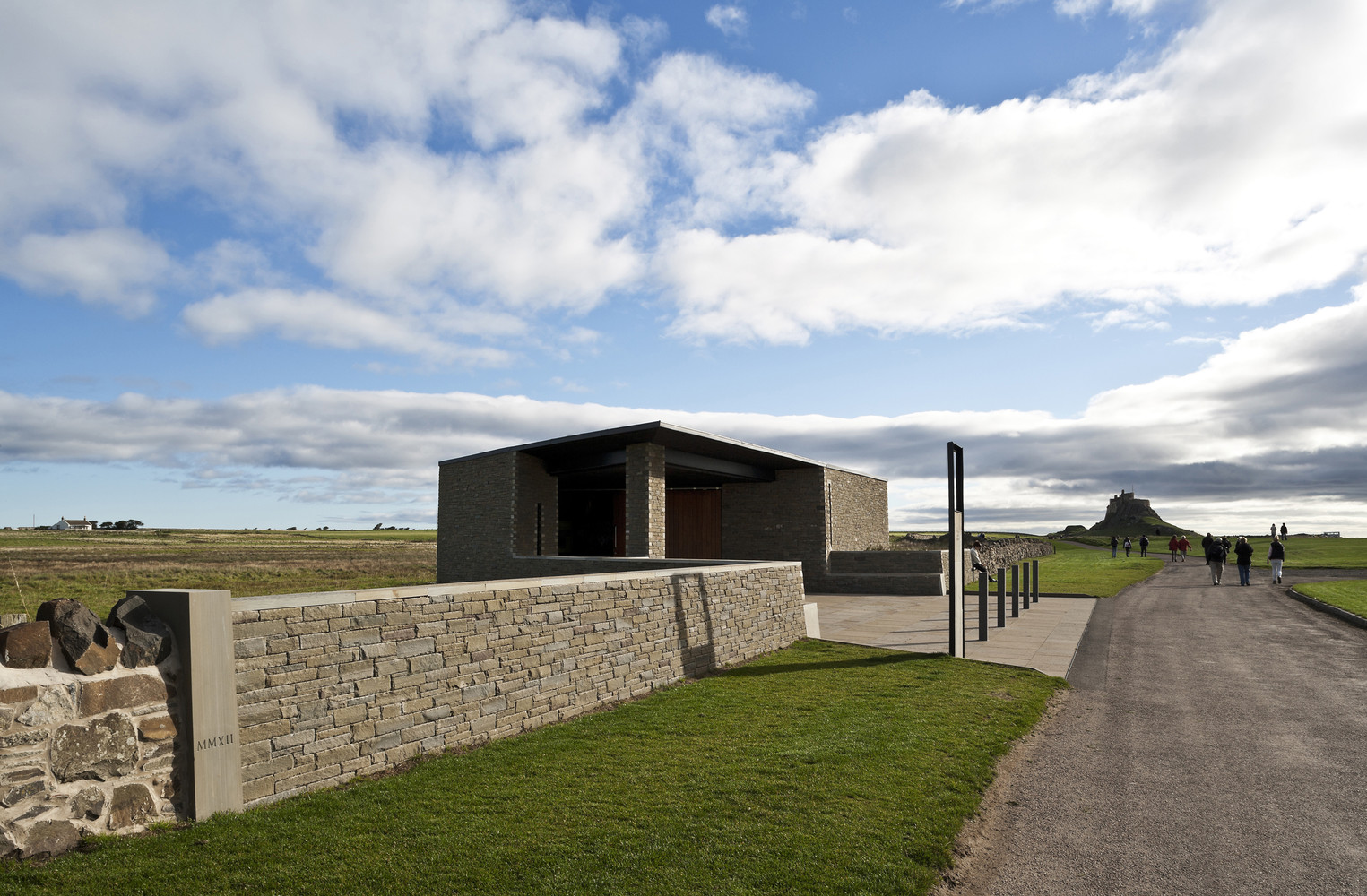 Galeria de Rocket Field e Lookout Tower / Icosis Architects - 1