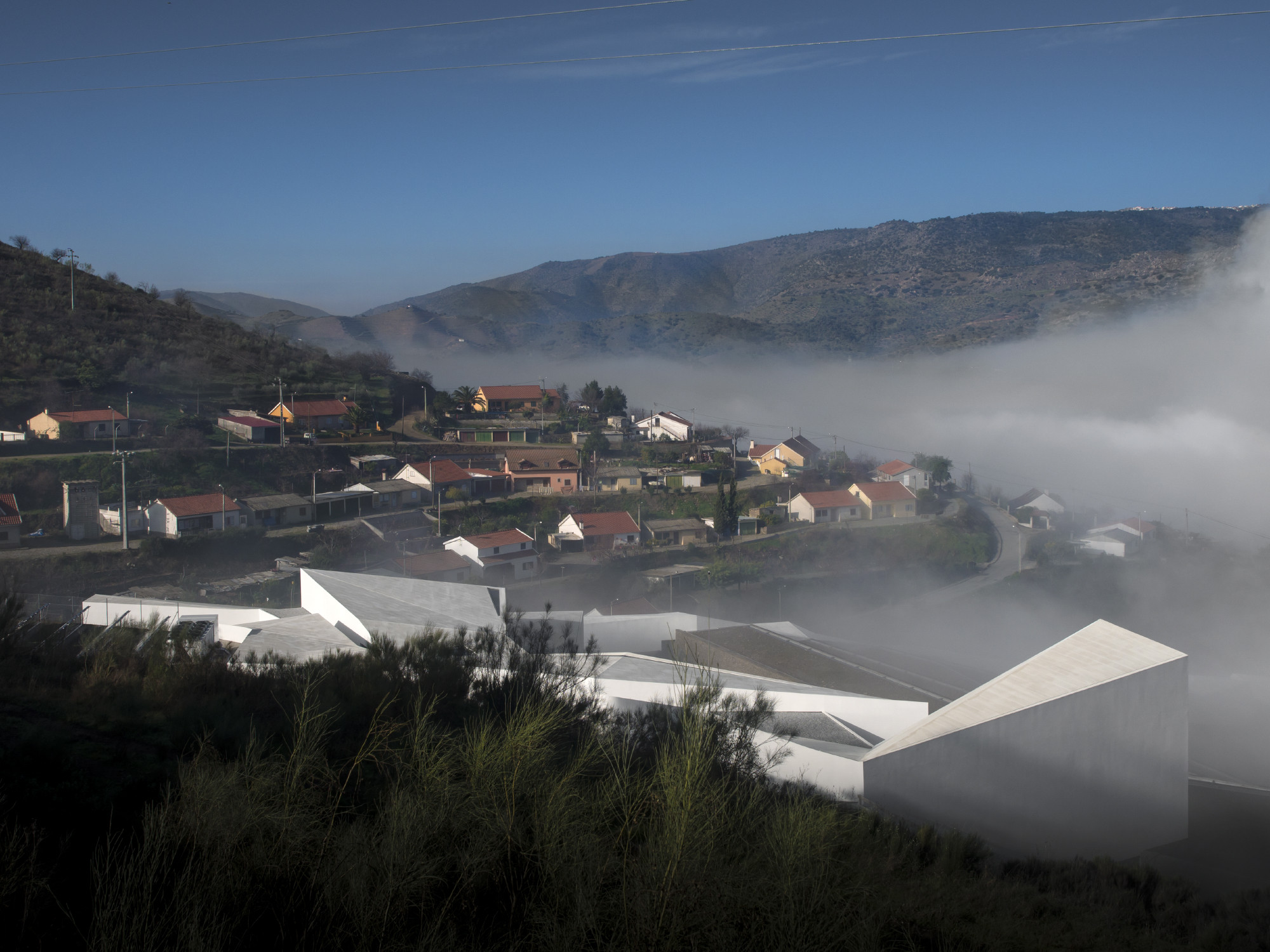 Galeria de Centro de Alto Rendimento de Remo do Pocinho / Álvaro ...