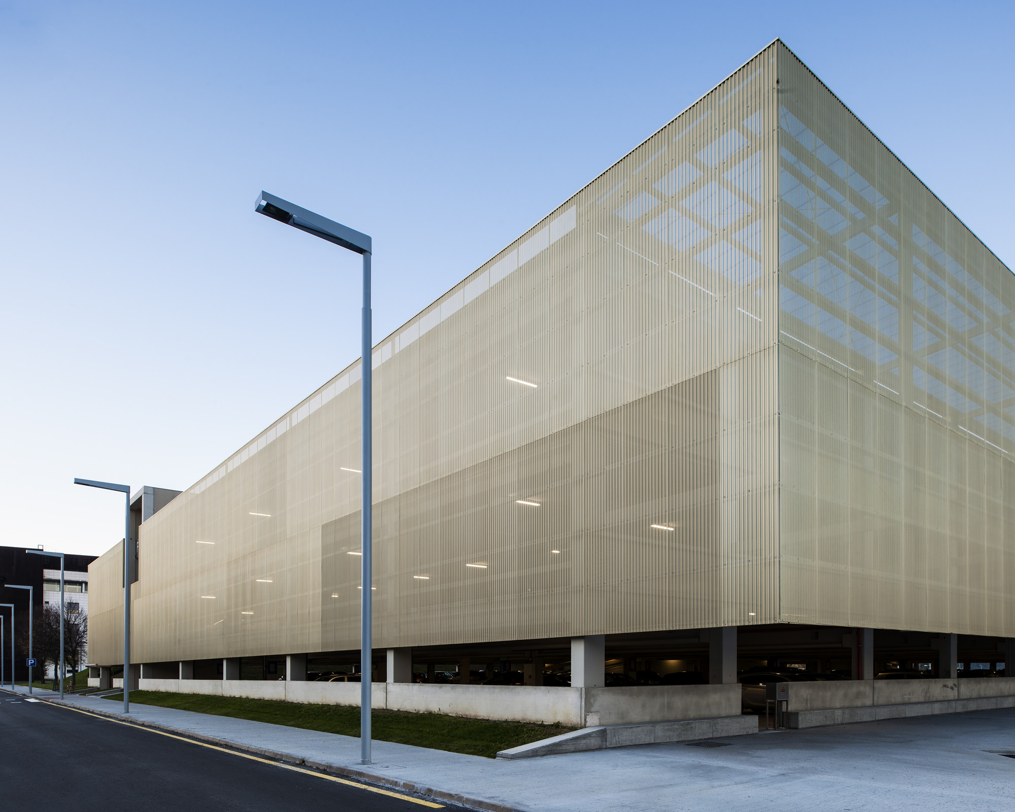Gallery of Edificio de Aparcamientos / JAAM sociedad de arquitectura - 10