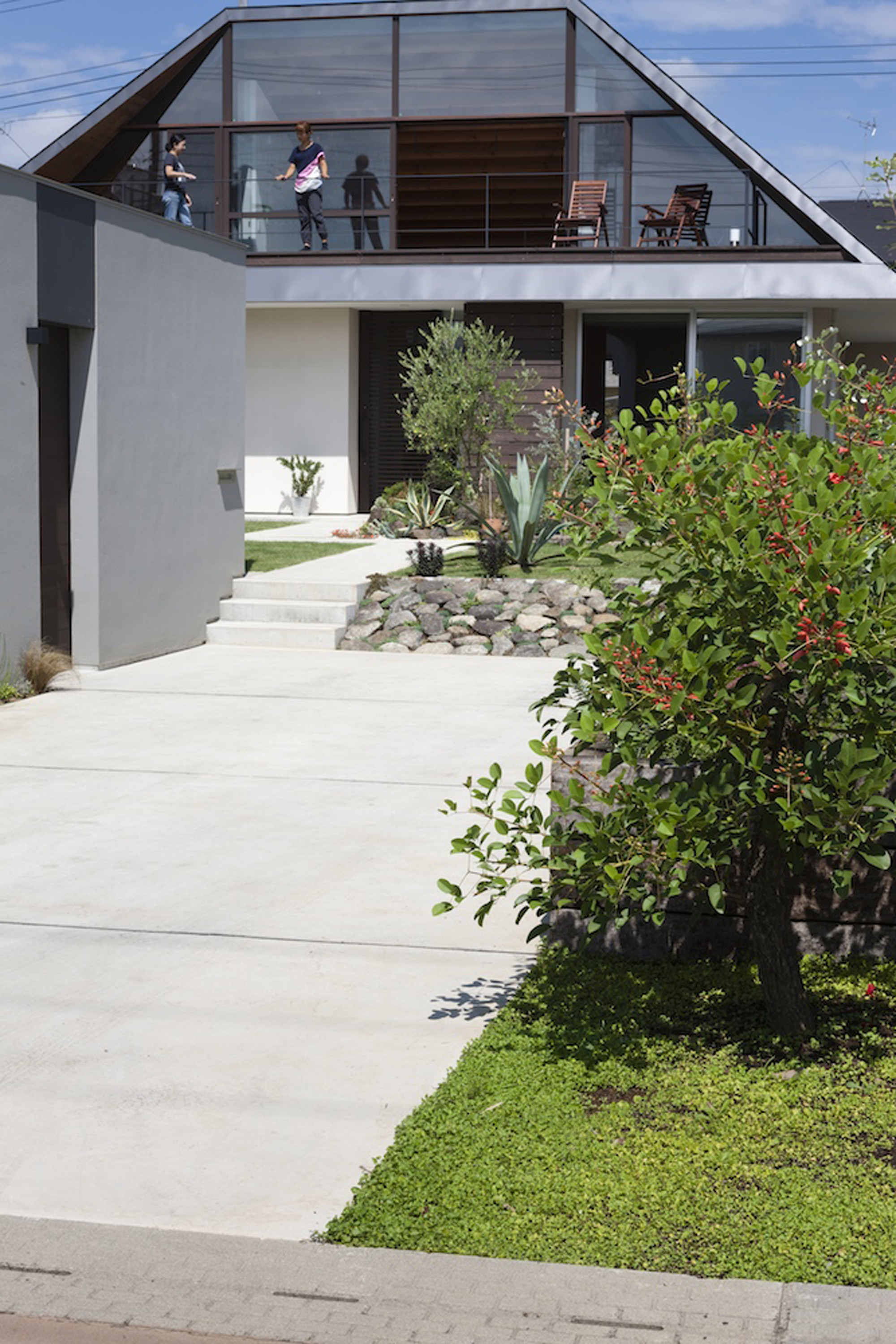 Gallery of House with a Large Hipped Roof / Naoi Architecture & Design ...