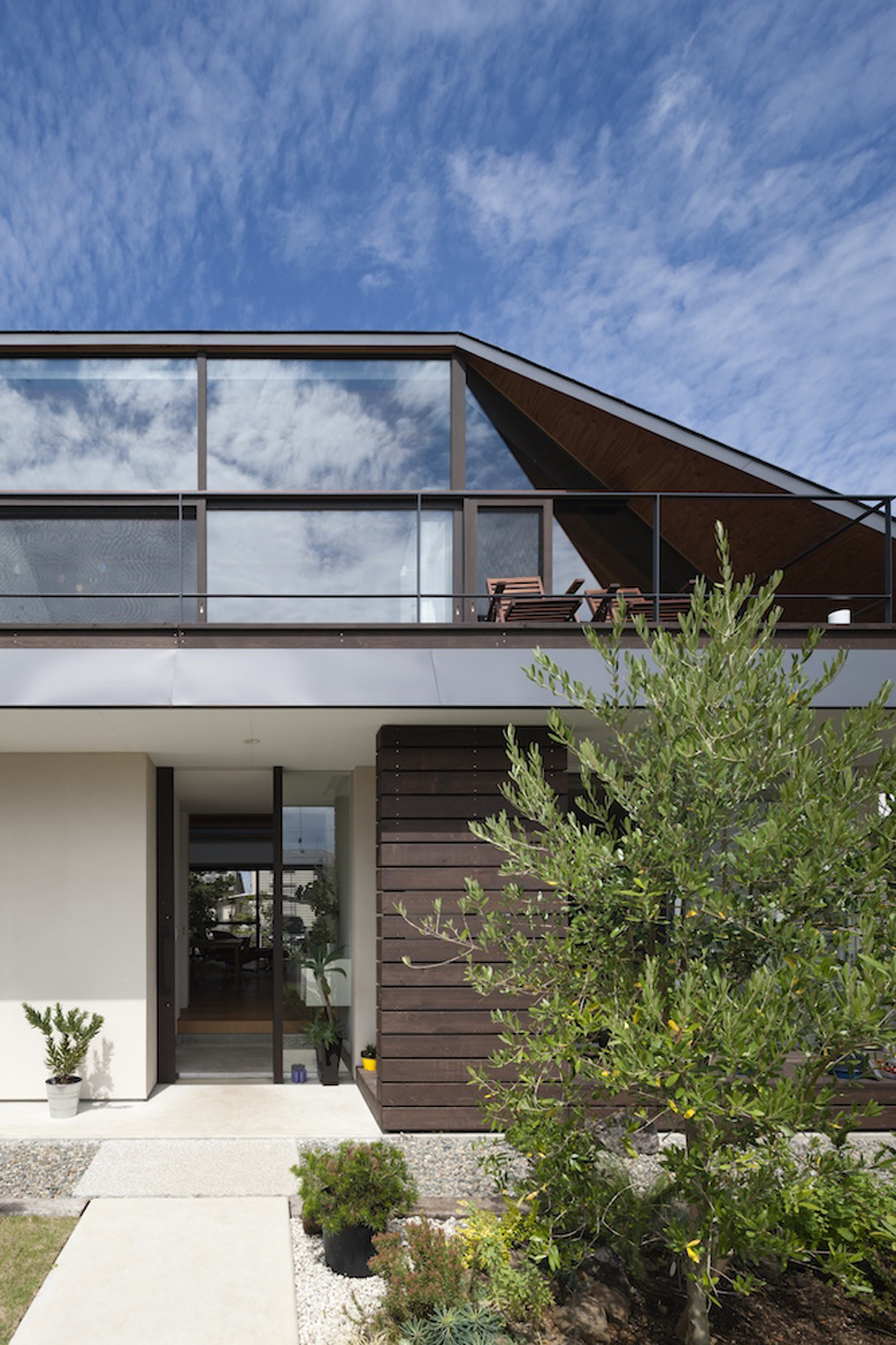 Gallery of House with a Large Hipped Roof / Naoi Architecture & Design ...
