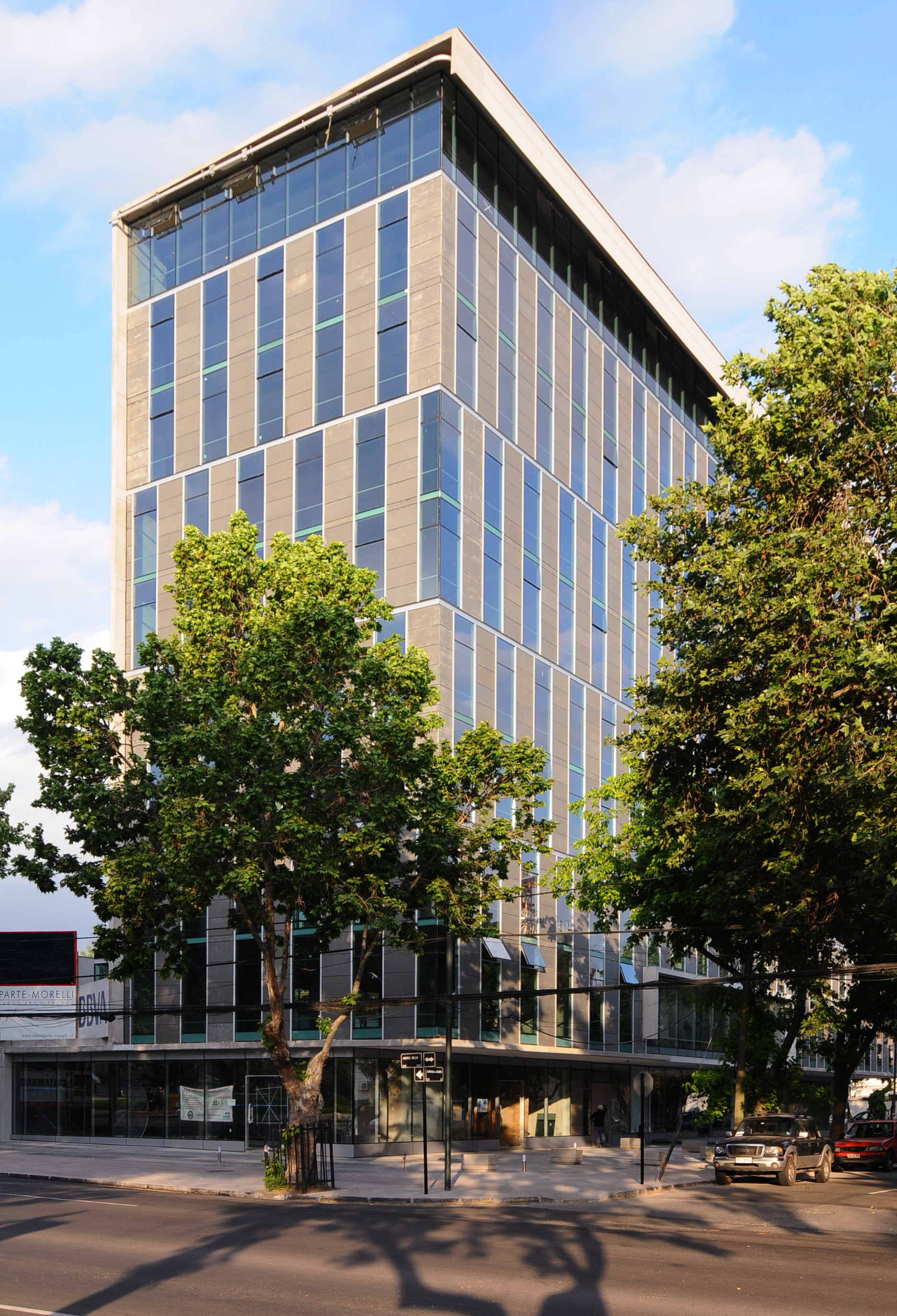 Galería de Edificio Costanera Cosas / Alemparte - Morelli & Asociados Arquitectos - 2