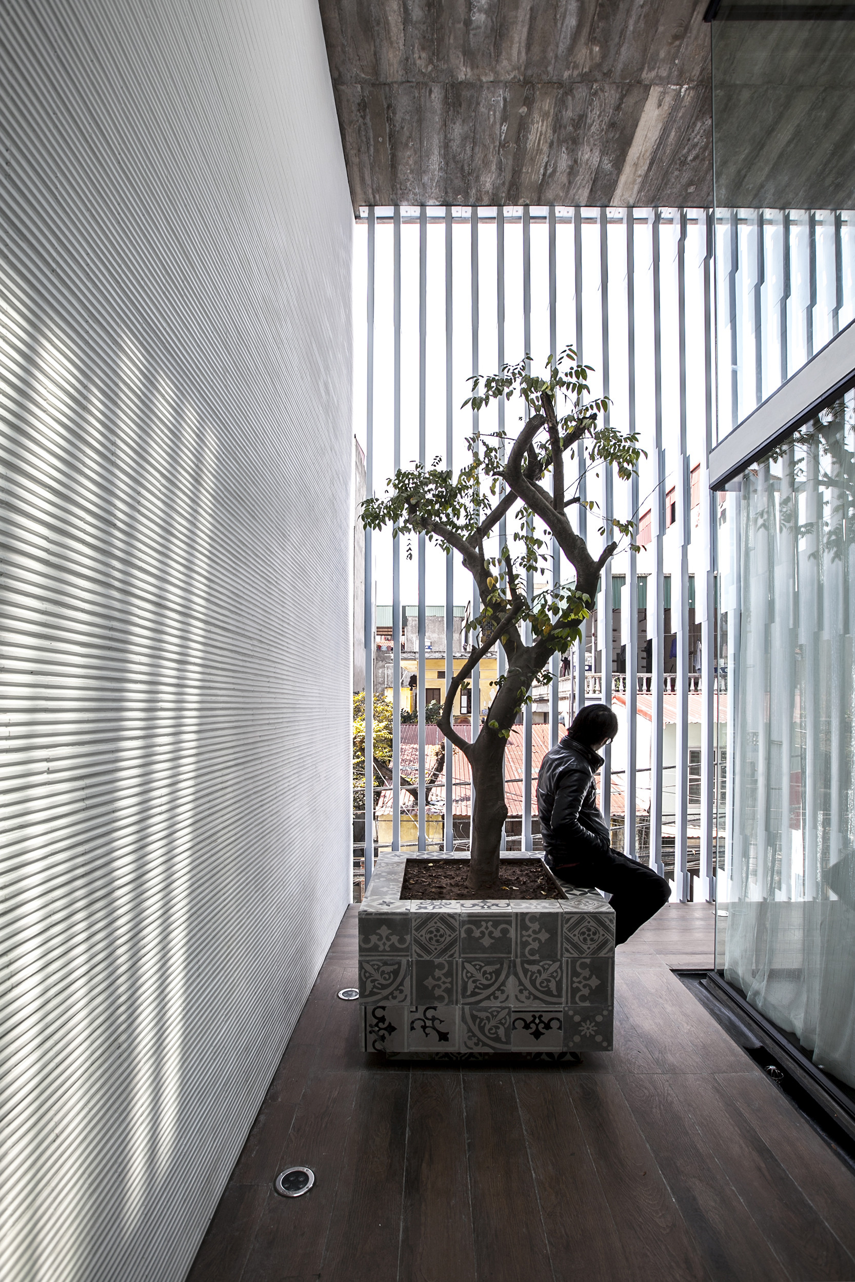 Gallery of 7x18 House / AHL architects associates - 25