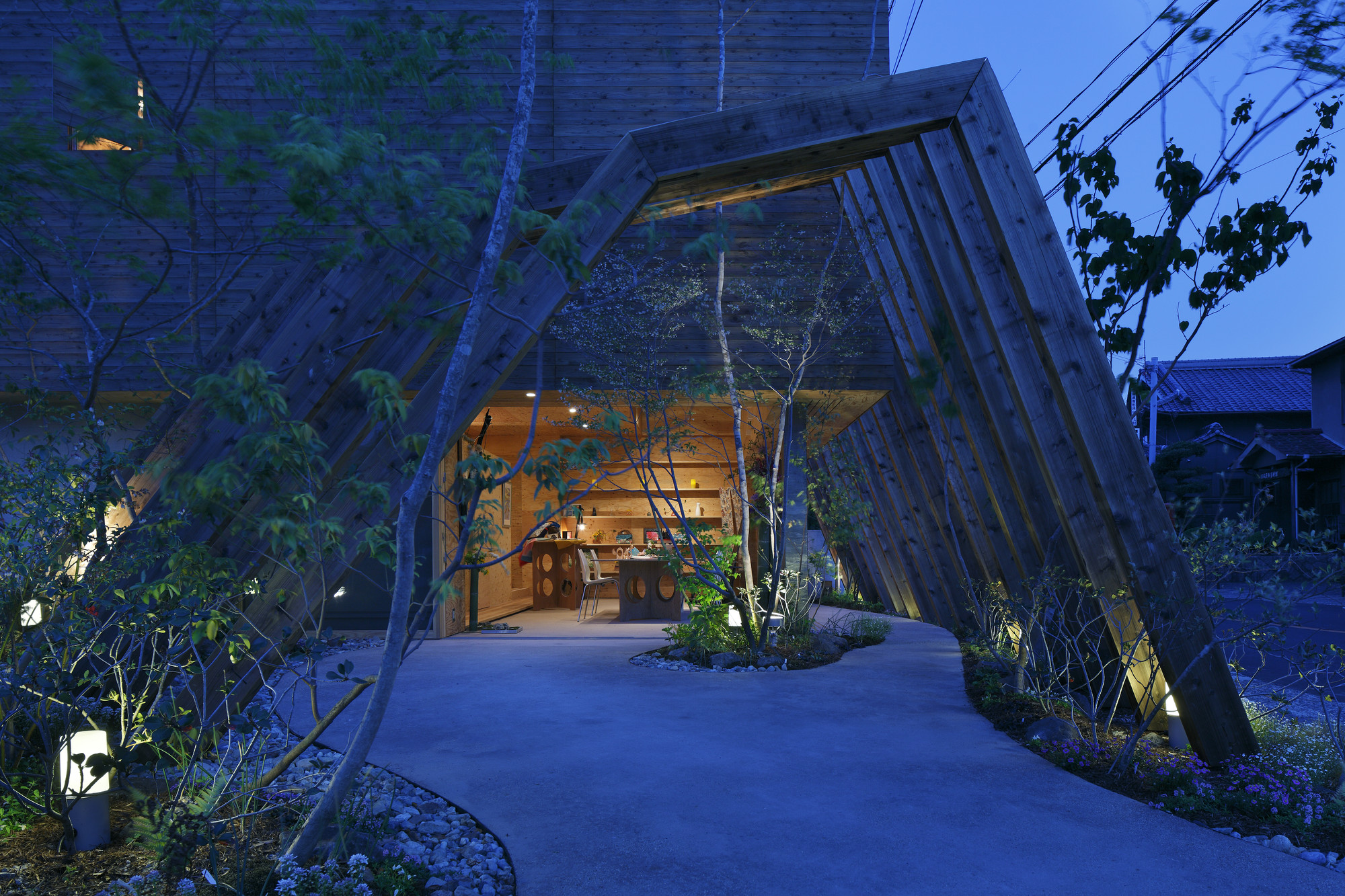 Gallery of COCOCHI Comfort Gallery “UTSUWA” / UID Architects - 14