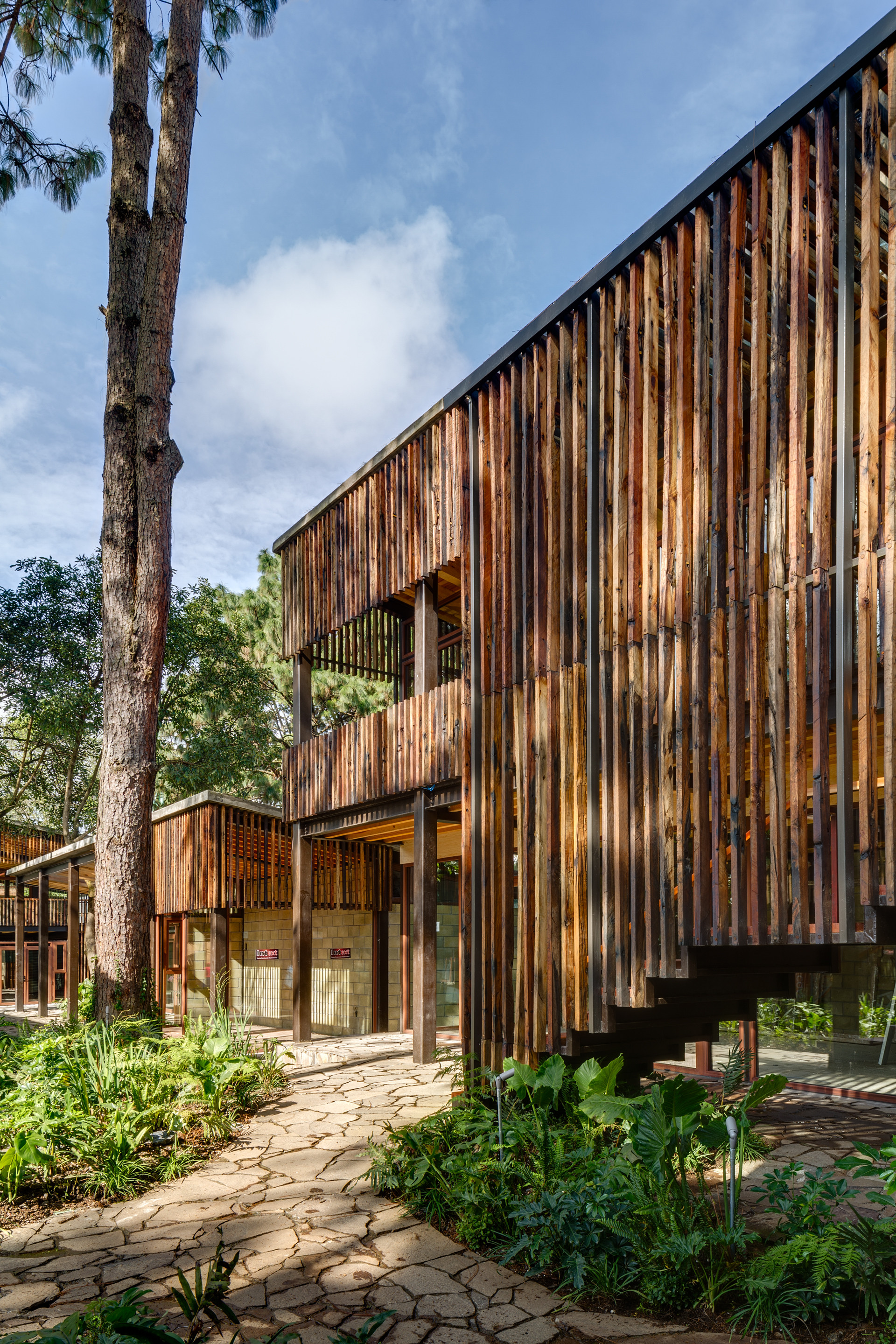 Galería de Arquitectura y Paisaje: Plaza Andaro construida con desechos ...