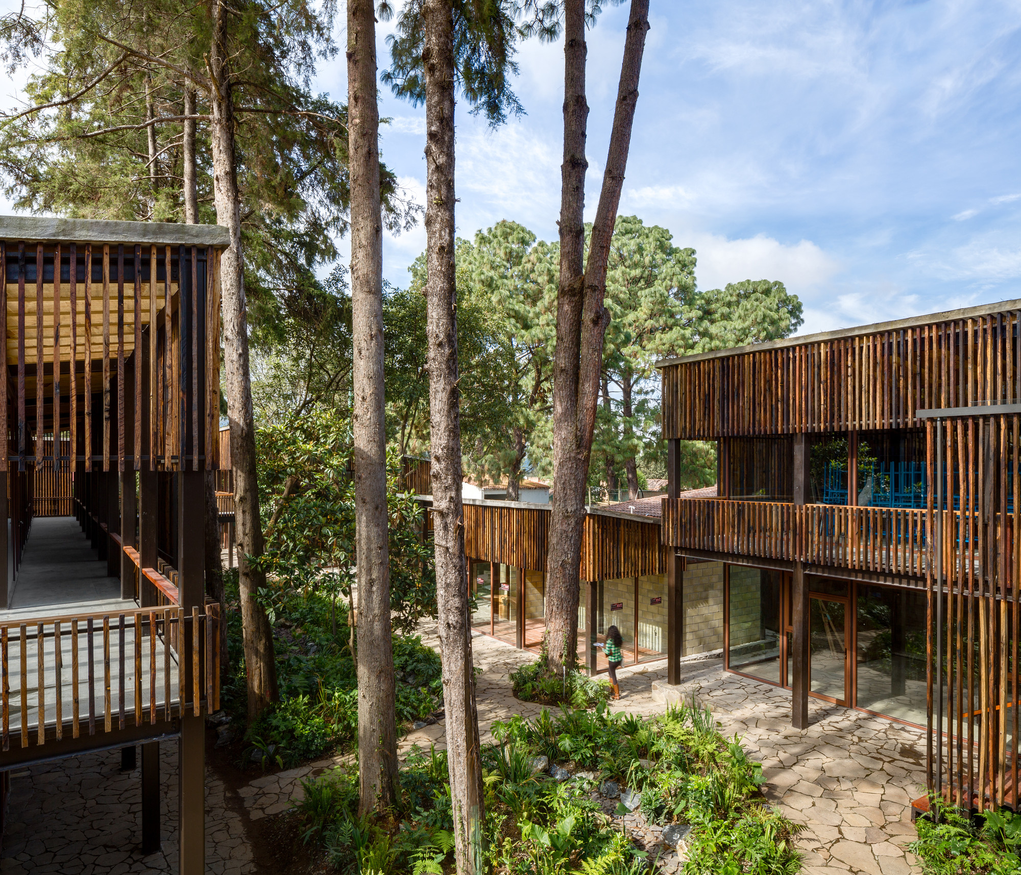 Galería de Arquitectura y Paisaje: Plaza Andaro construida con desechos ...