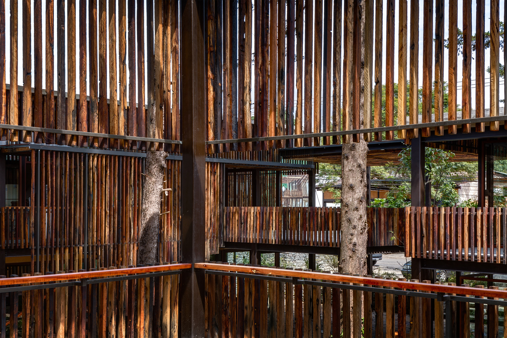 Galería de Arquitectura y Paisaje: Plaza Andaro construida con desechos ...