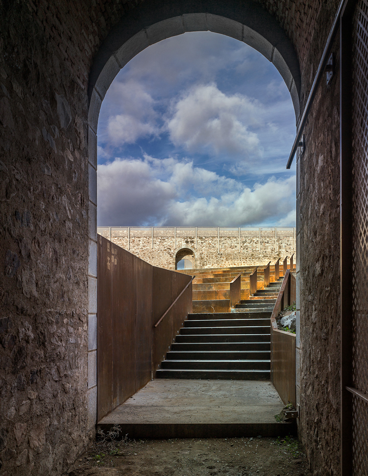 Galeria de Adequação do pátio do Castelo de El Real de la Jara ...