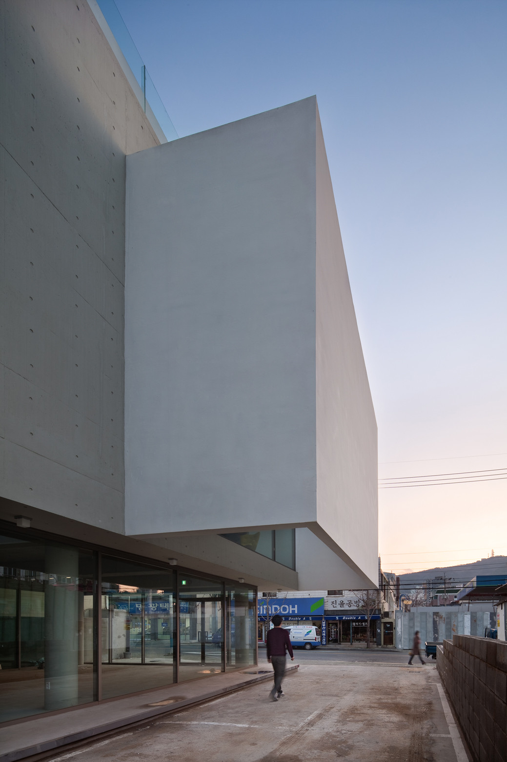 Galería de Edificio de oficinas Maroin / Architects Group RAUM - 7