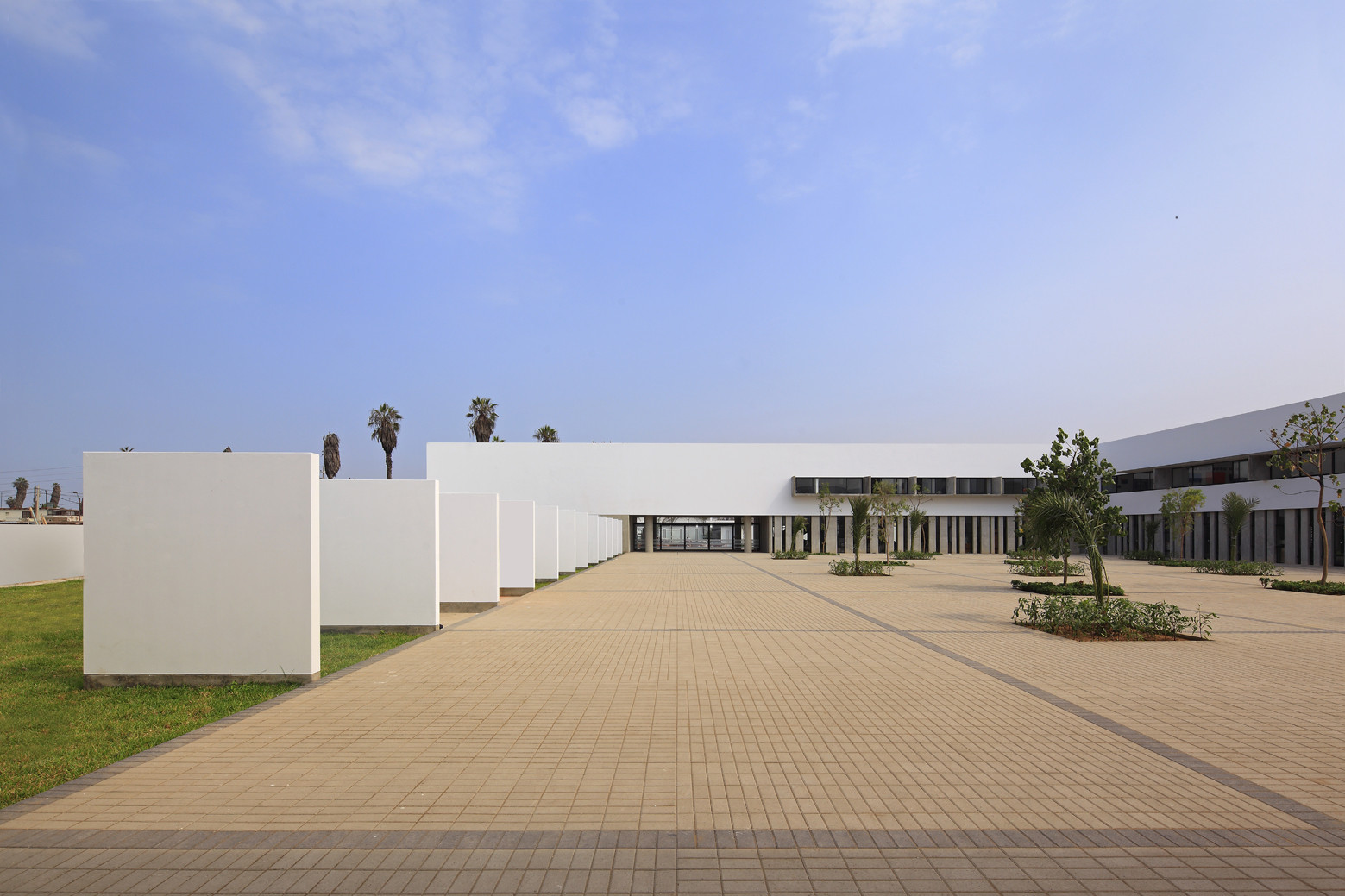 Gallery of LVC School / Nomena + Patricio Bryce - 8