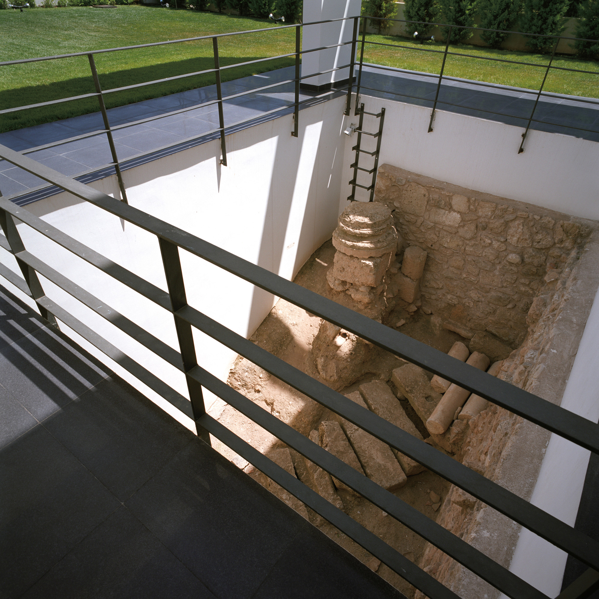 Galería de Residencia en la Antigua Corinto / Spiros Papadopoulos ...