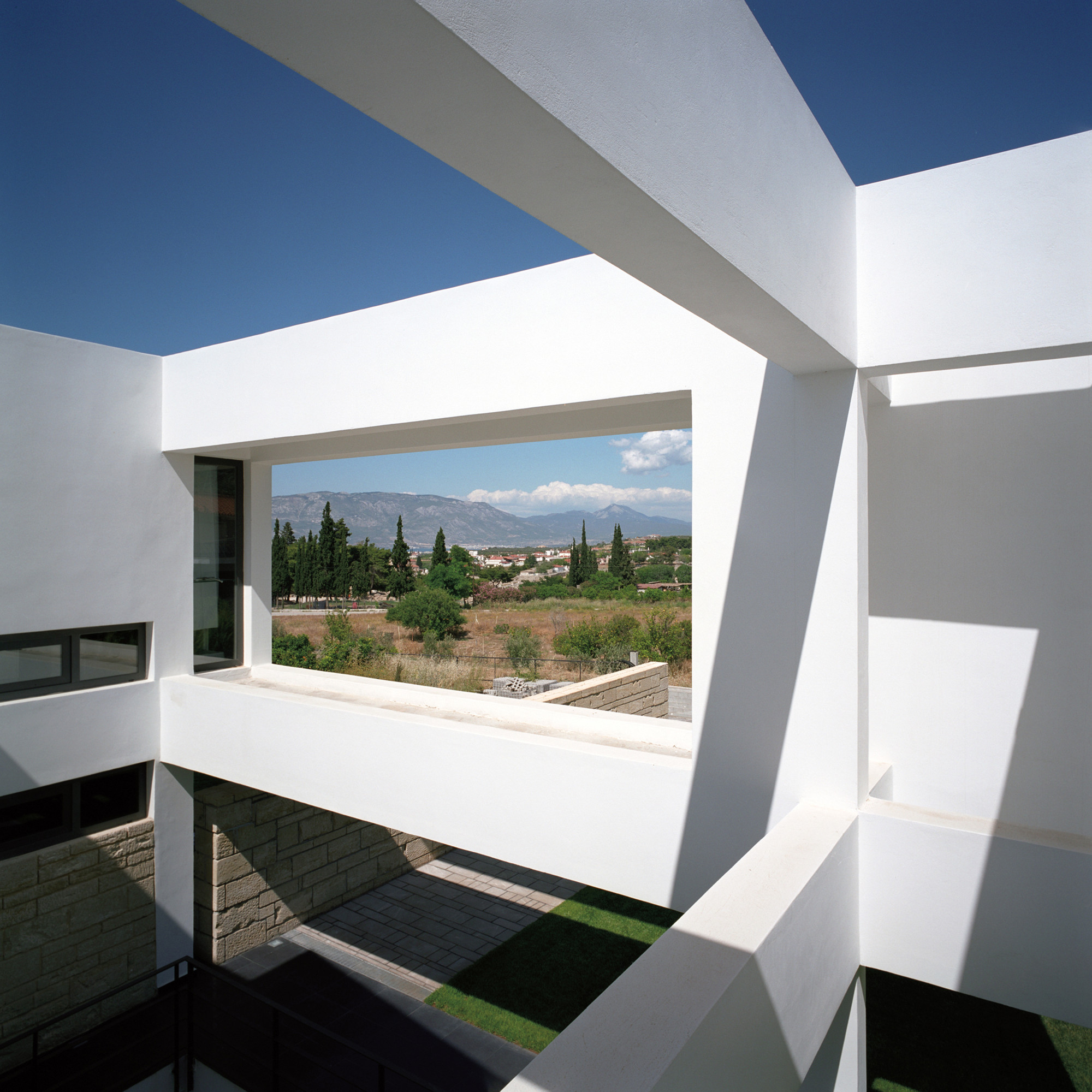 Gallery of Residence in Ancient Korinthos / Spiros Papadopoulos Studio - 4