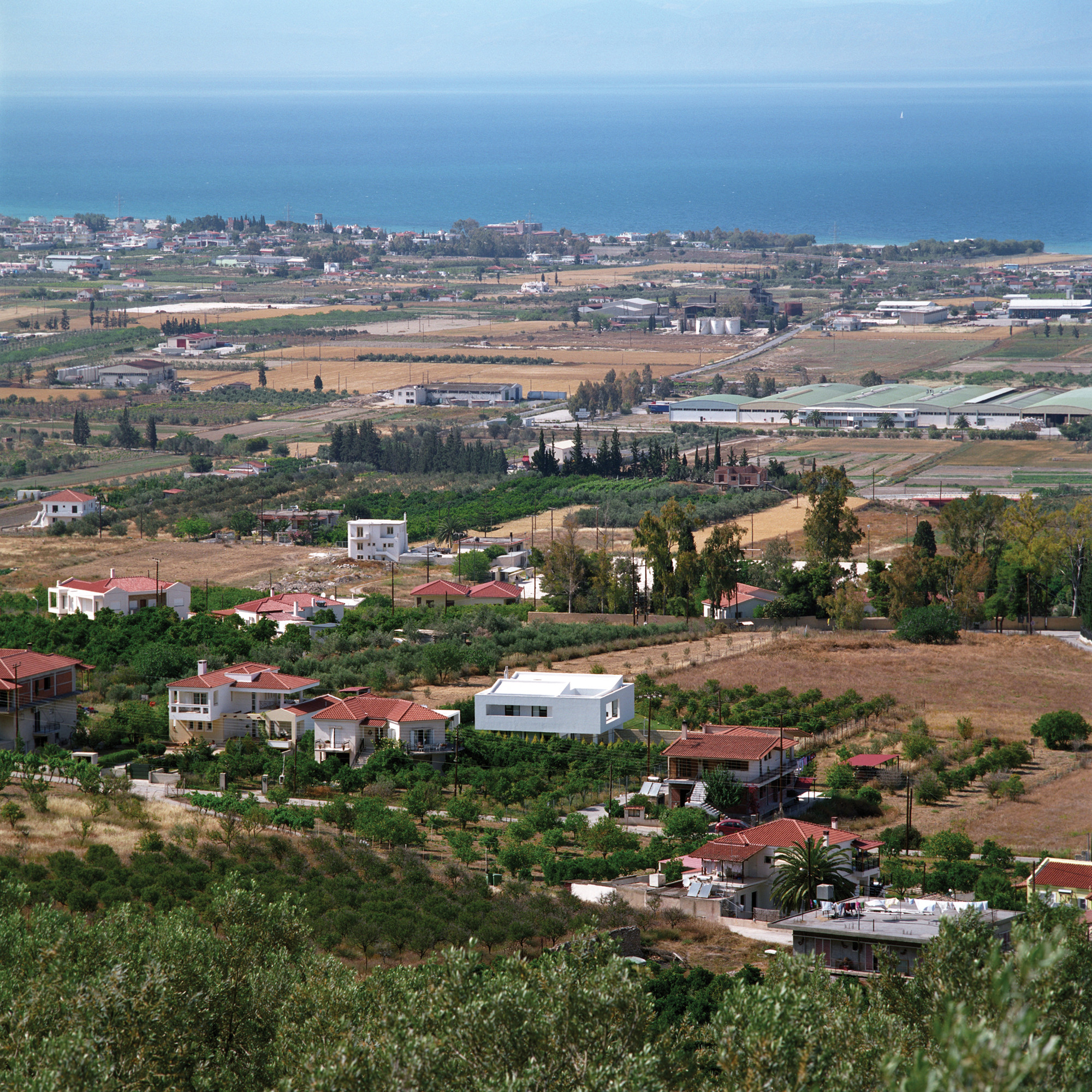 Gallery of Residence in Ancient Korinthos / Spiros Papadopoulos Studio - 21