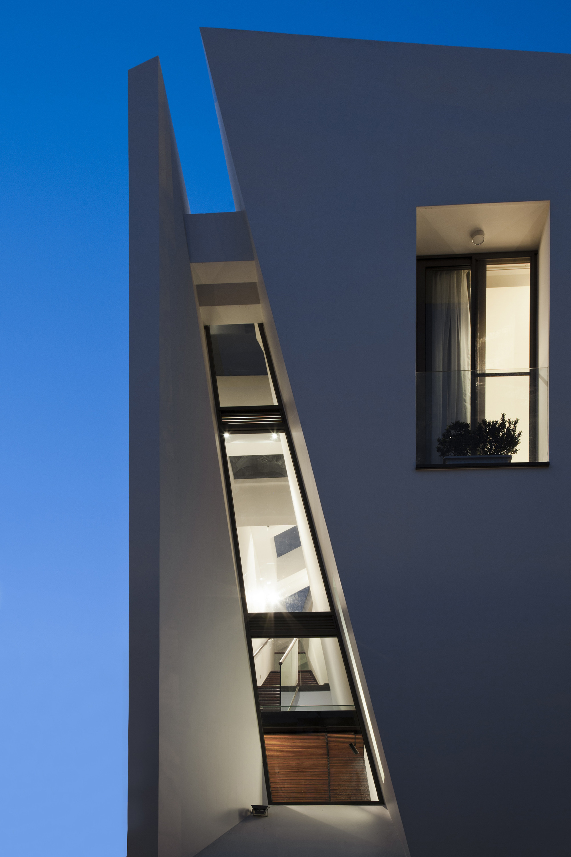 Gallery of Folding Wall House / Nha Dan Architects - 20