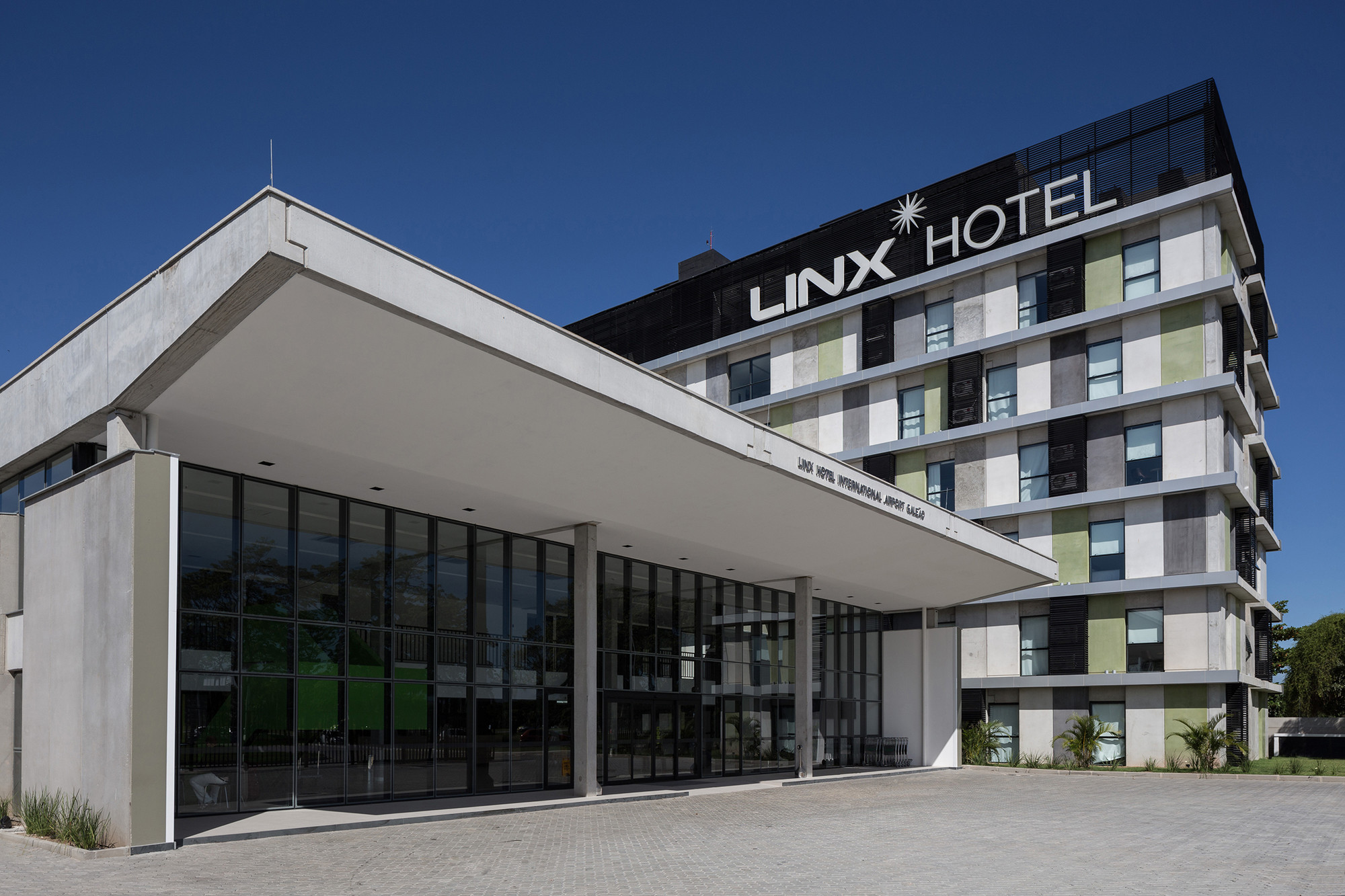 Galeria de Hotel Linx International Airport Galeão / OSPA Arquitetura e ...