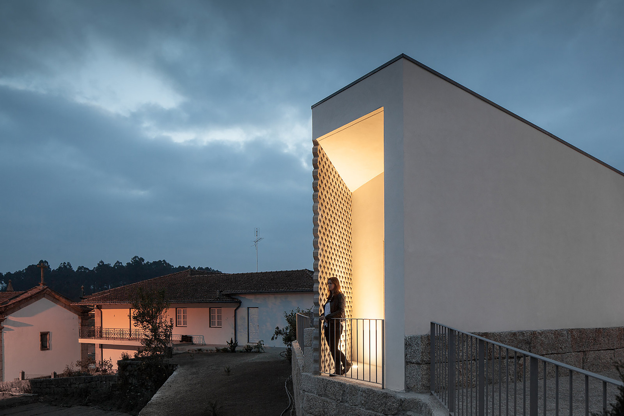 Gallery of Mortuary House in Vila Caiz / Raul Sousa Cardoso + Graça Vaz - 2