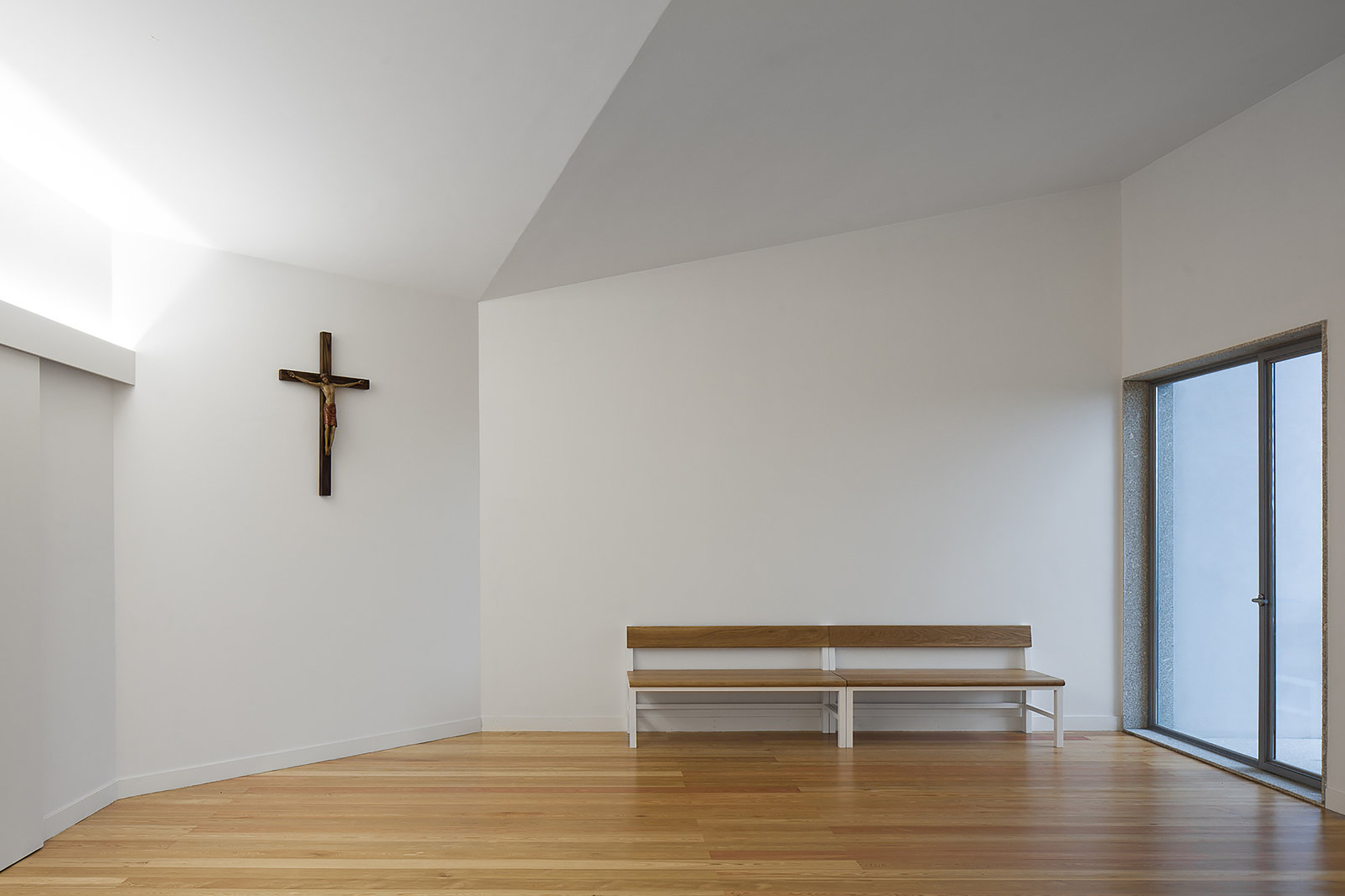 Gallery of Mortuary House in Vila Caiz / Raul Sousa Cardoso + Graça Vaz ...