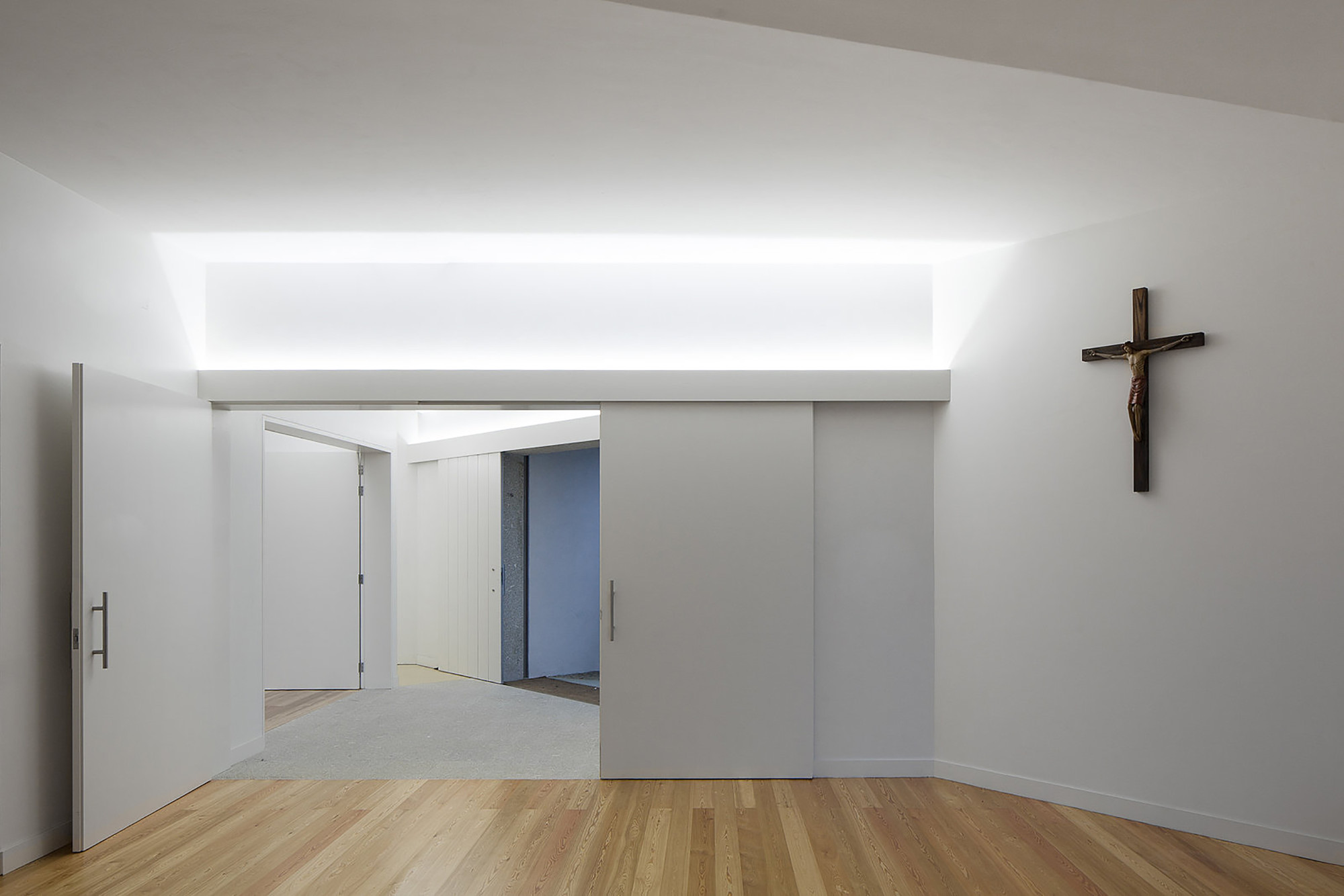 Gallery of Mortuary House in Vila Caiz / Raul Sousa Cardoso + Graça Vaz - 3