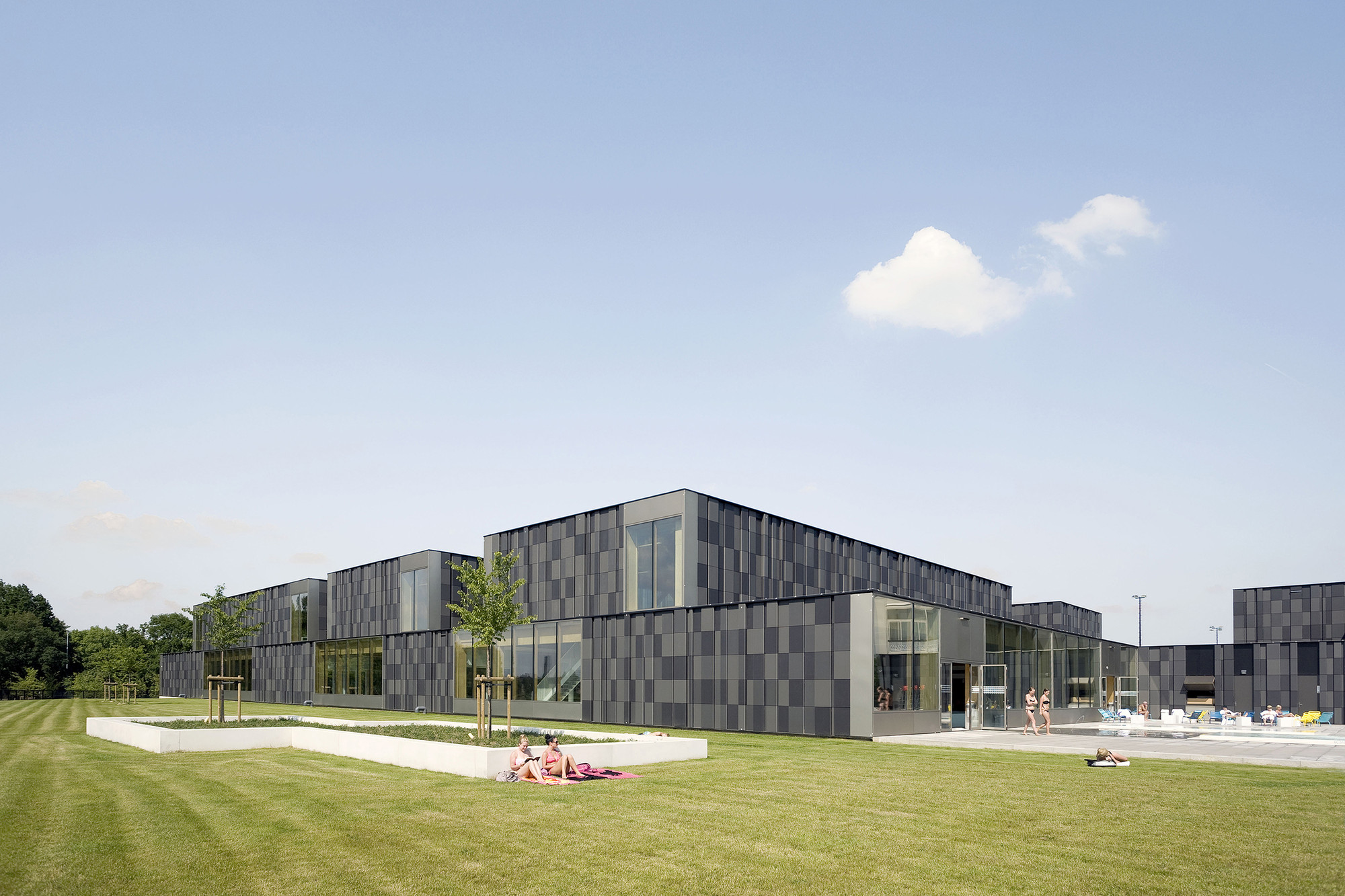 Multifunctional swimming pool complex De Geusselt / Slangen+Koenis ...