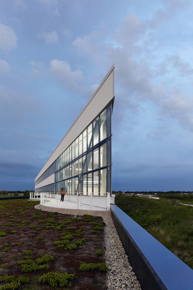 Gallery of Fermilab Office and Technical Education Building / Ross ...