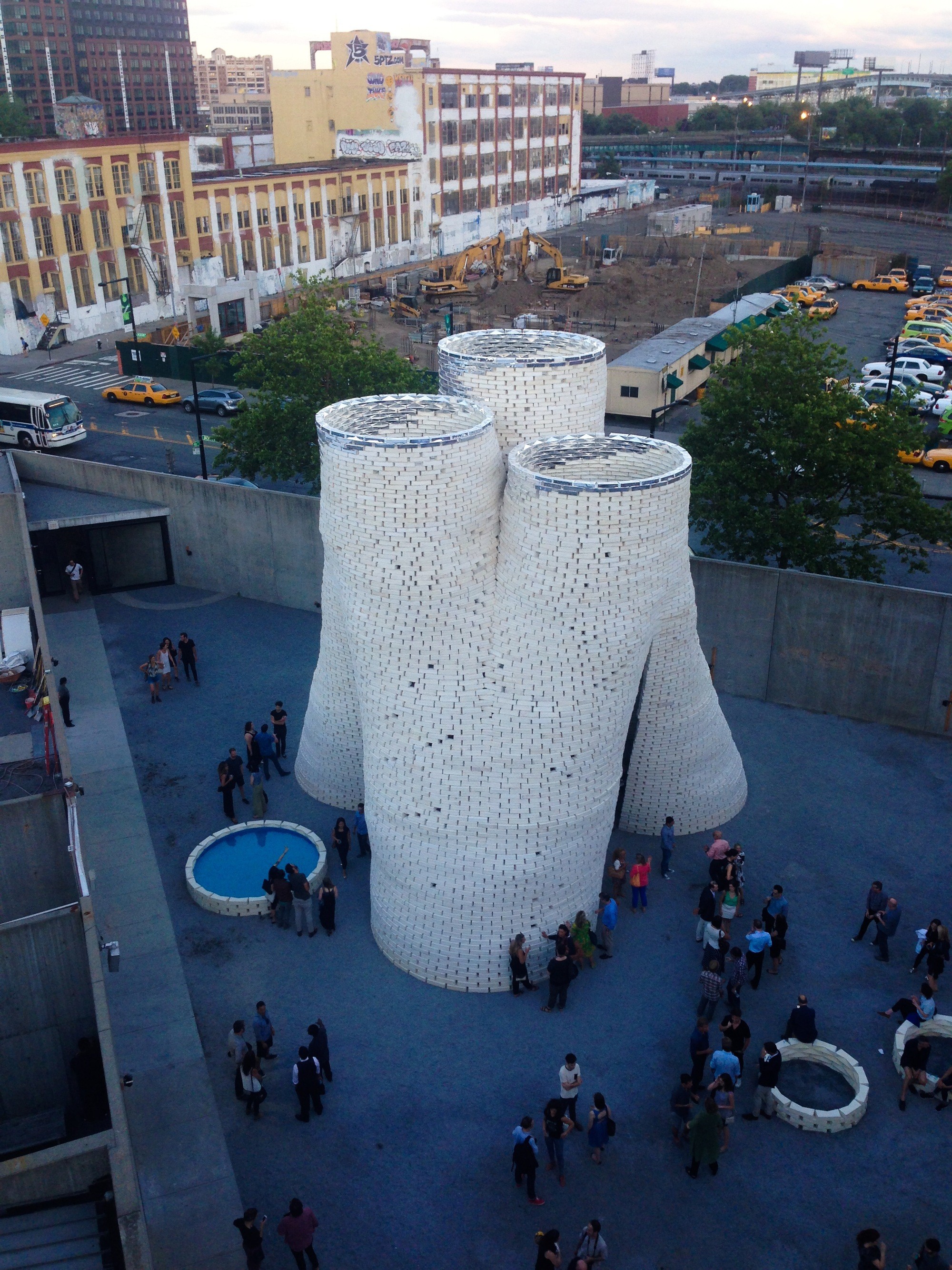 Biodiseño: YAP MoMA inaugura Hy-Fi, la torre de ladrillos orgánicos y ...