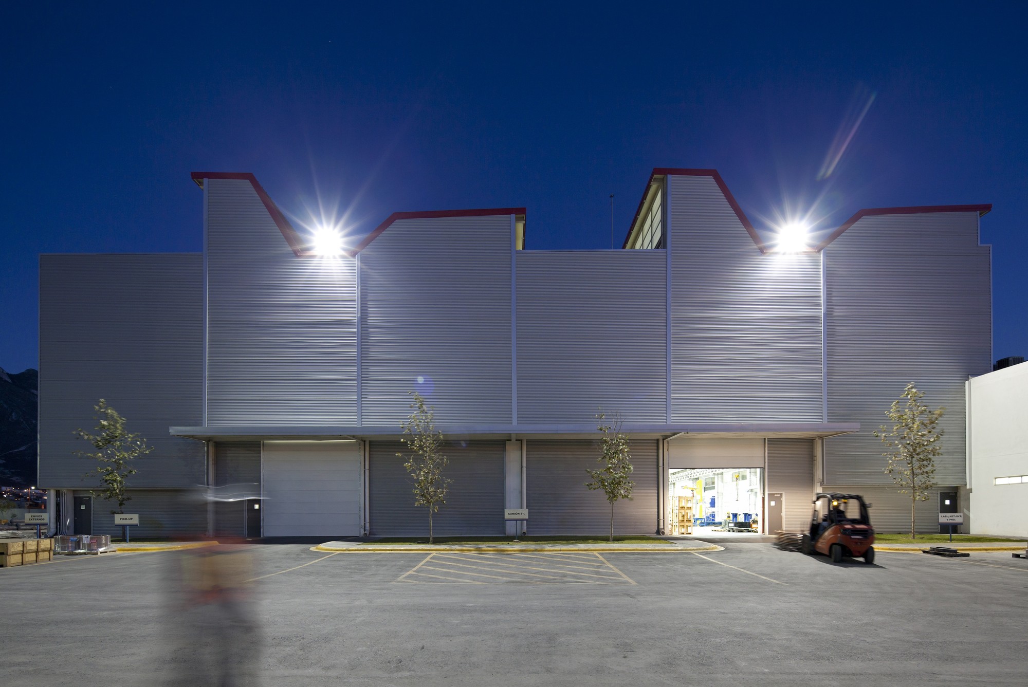 Gallery of Super Alloys / WAM Arquitectos - 4