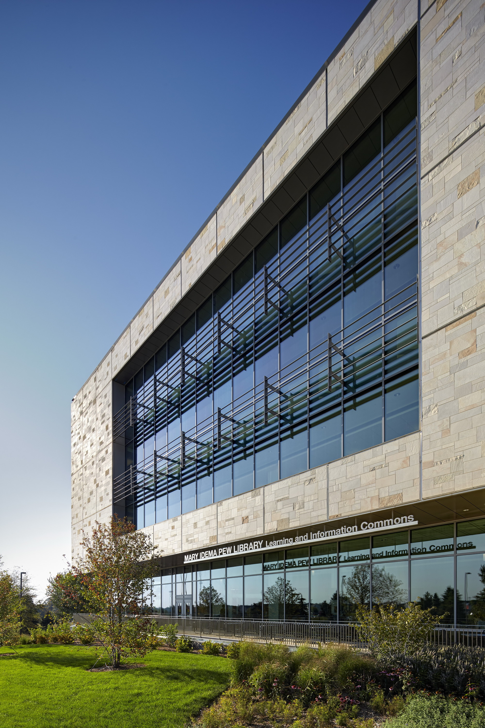 Gallery of GVSU Pew Library / Stantec - 12