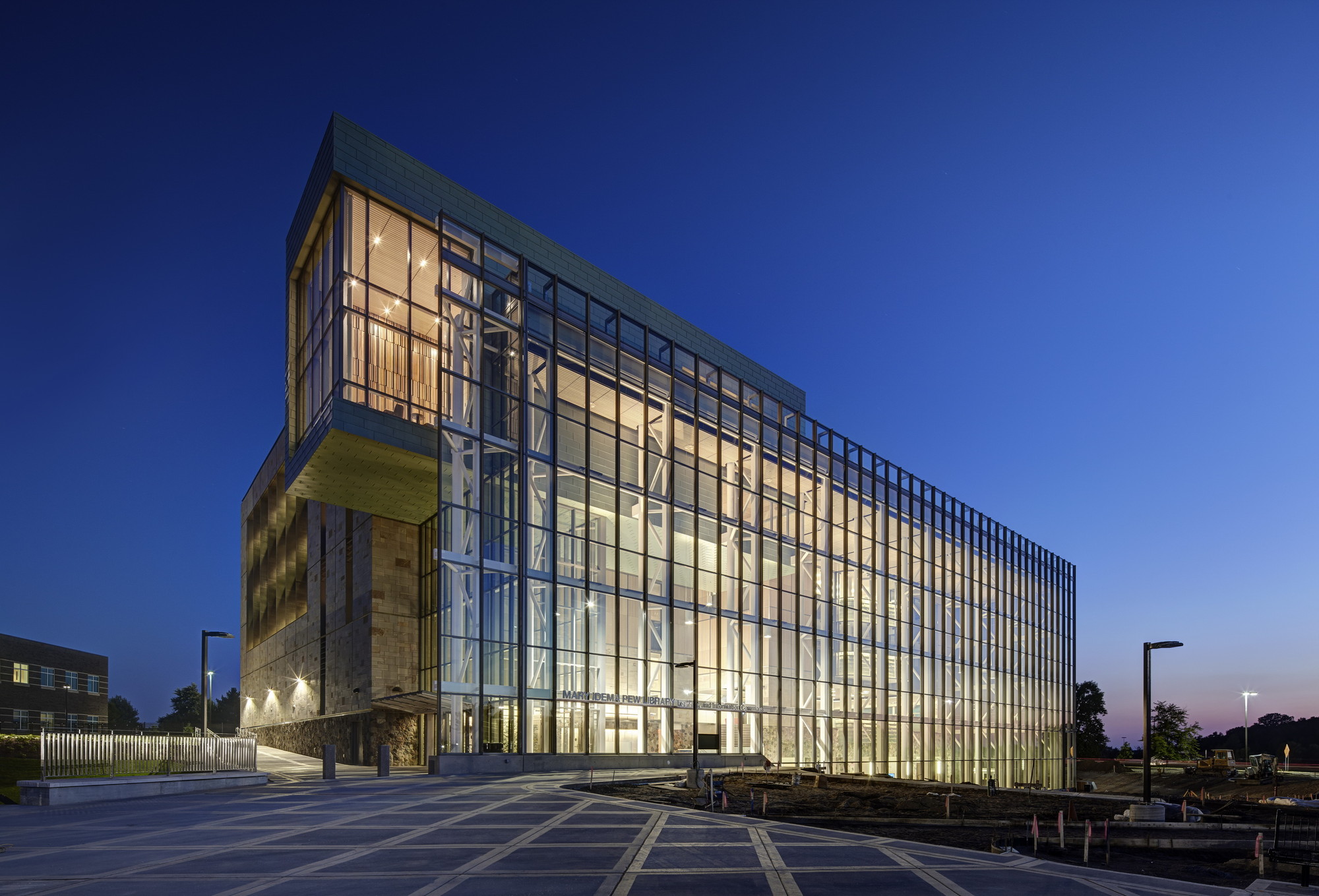 Gallery of GVSU Pew Library / Stantec - 25