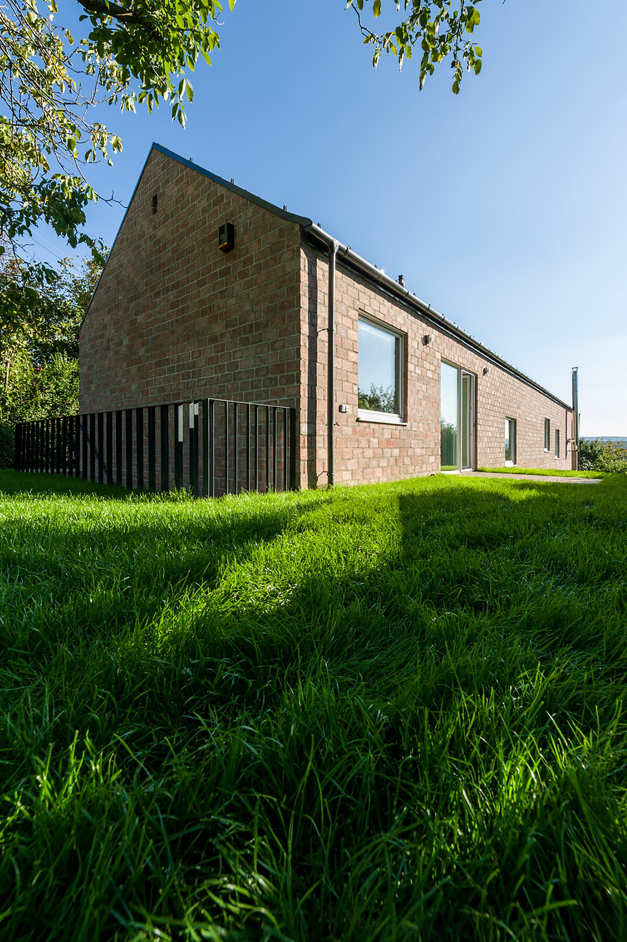Gallery of The Long Brick House / Foldes Architects - 9