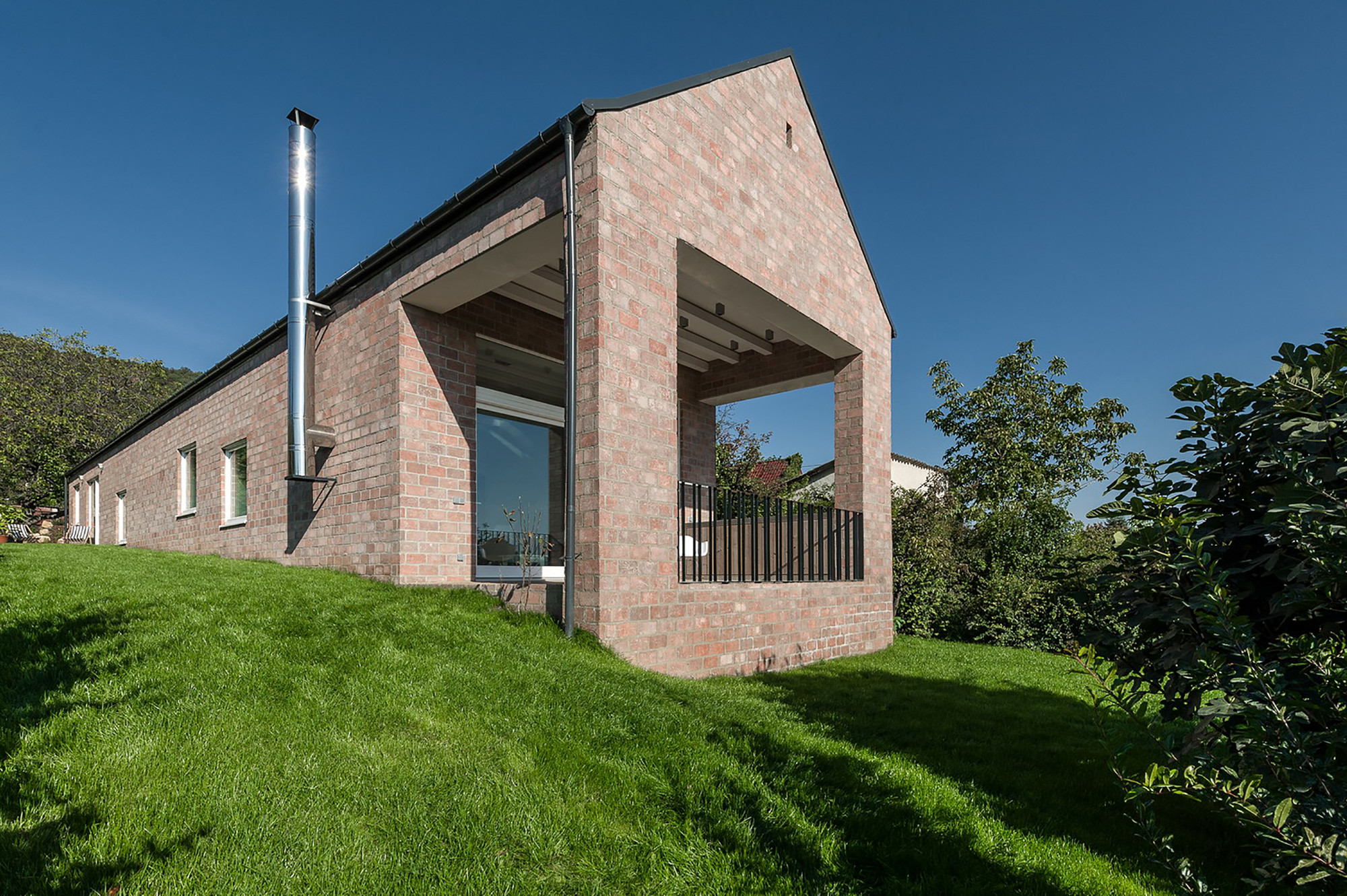 Gallery of The Long Brick House / Foldes Architects - 15