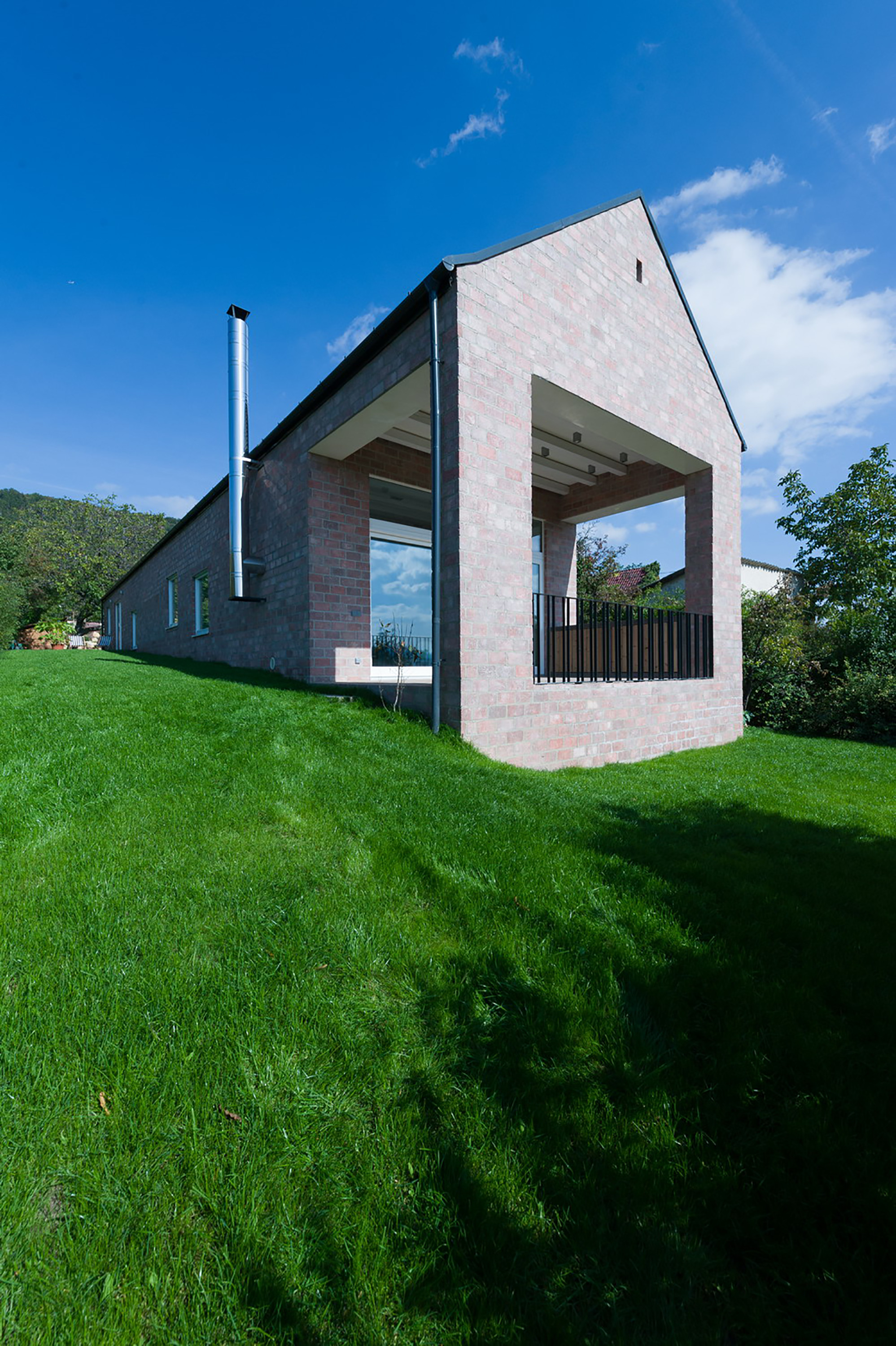 Gallery of The Long Brick House / Foldes Architects - 16