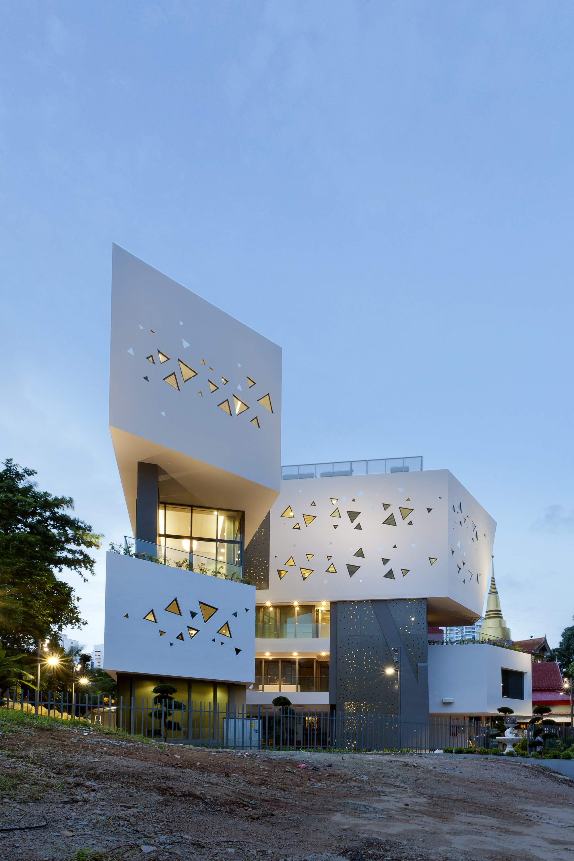 Galeria de Templo Budista Wat Ananda Metyarama / Czarl Architects - 3