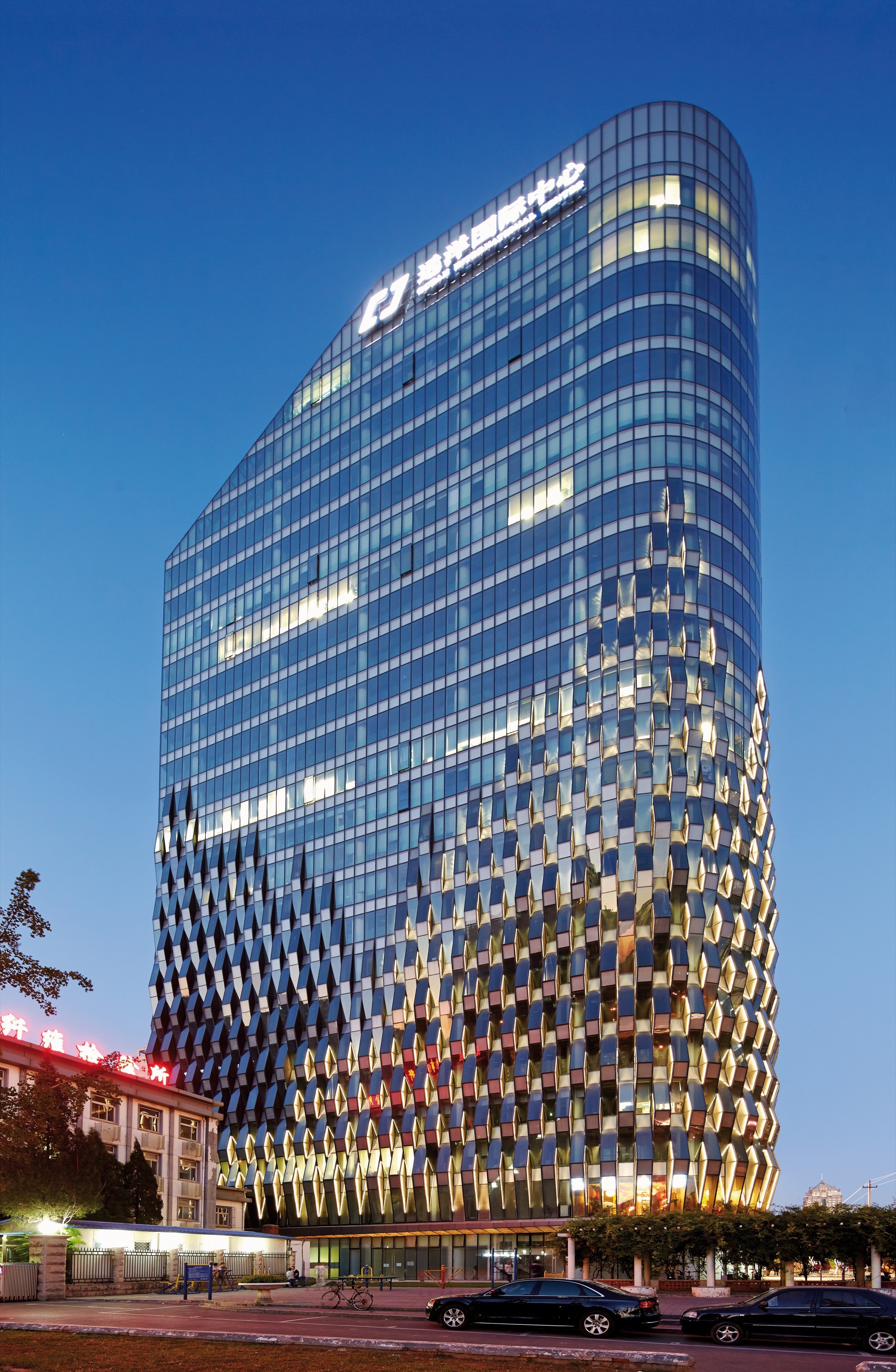 Gallery of Jing Mian Xin Cheng / CLOU architects - 21