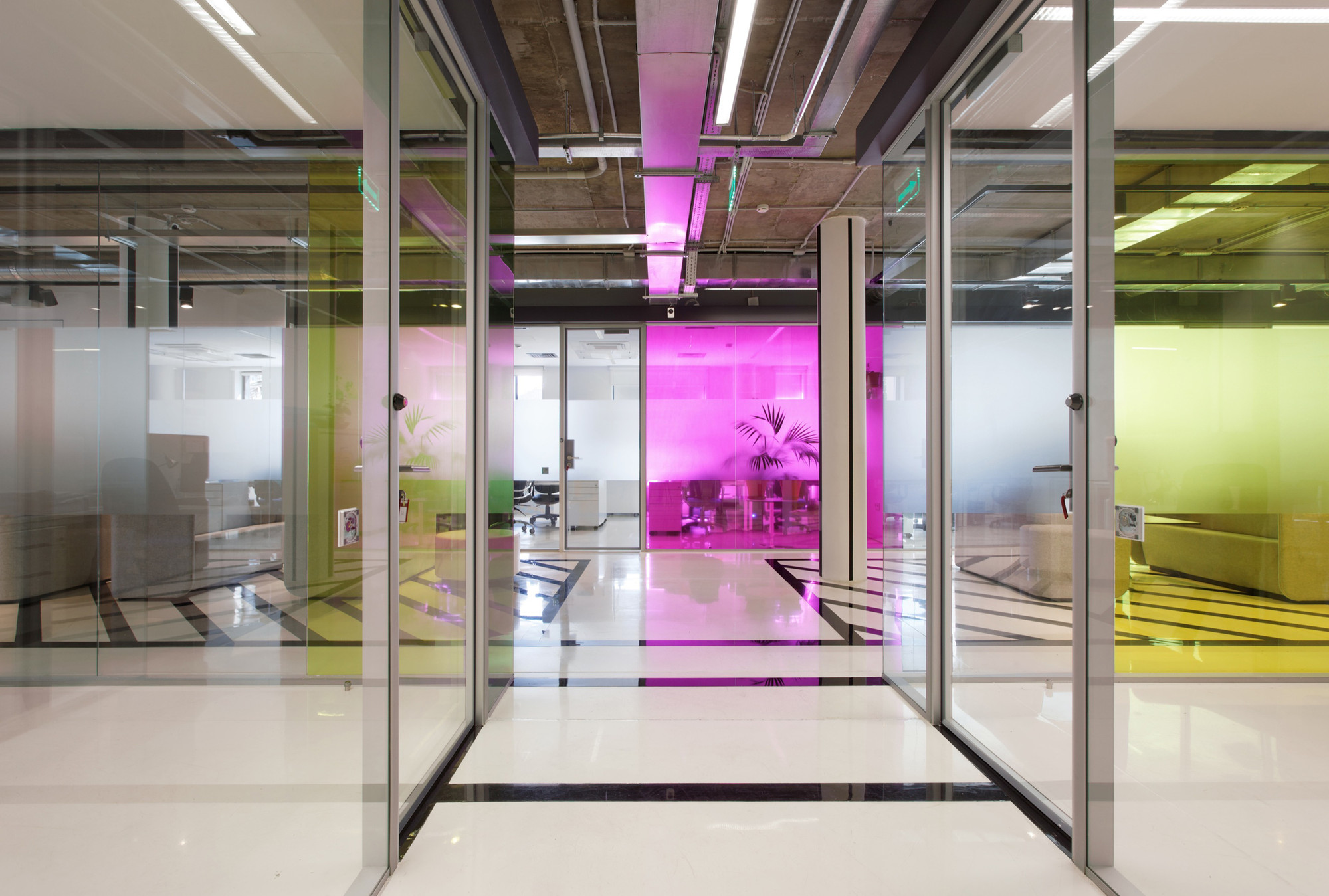 Gallery of E:MG Advertising Agency / VOX Architects - 7