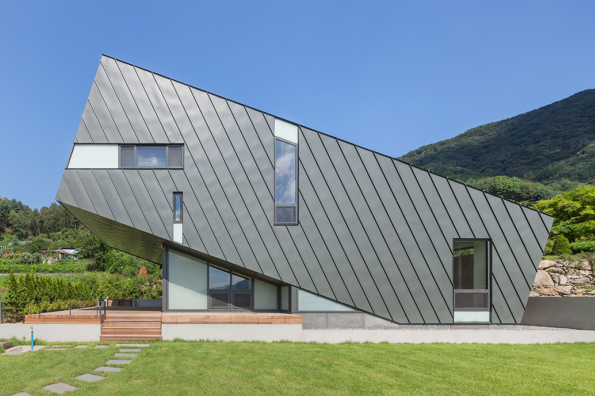 Leaning House / PRAUD | ArchDaily