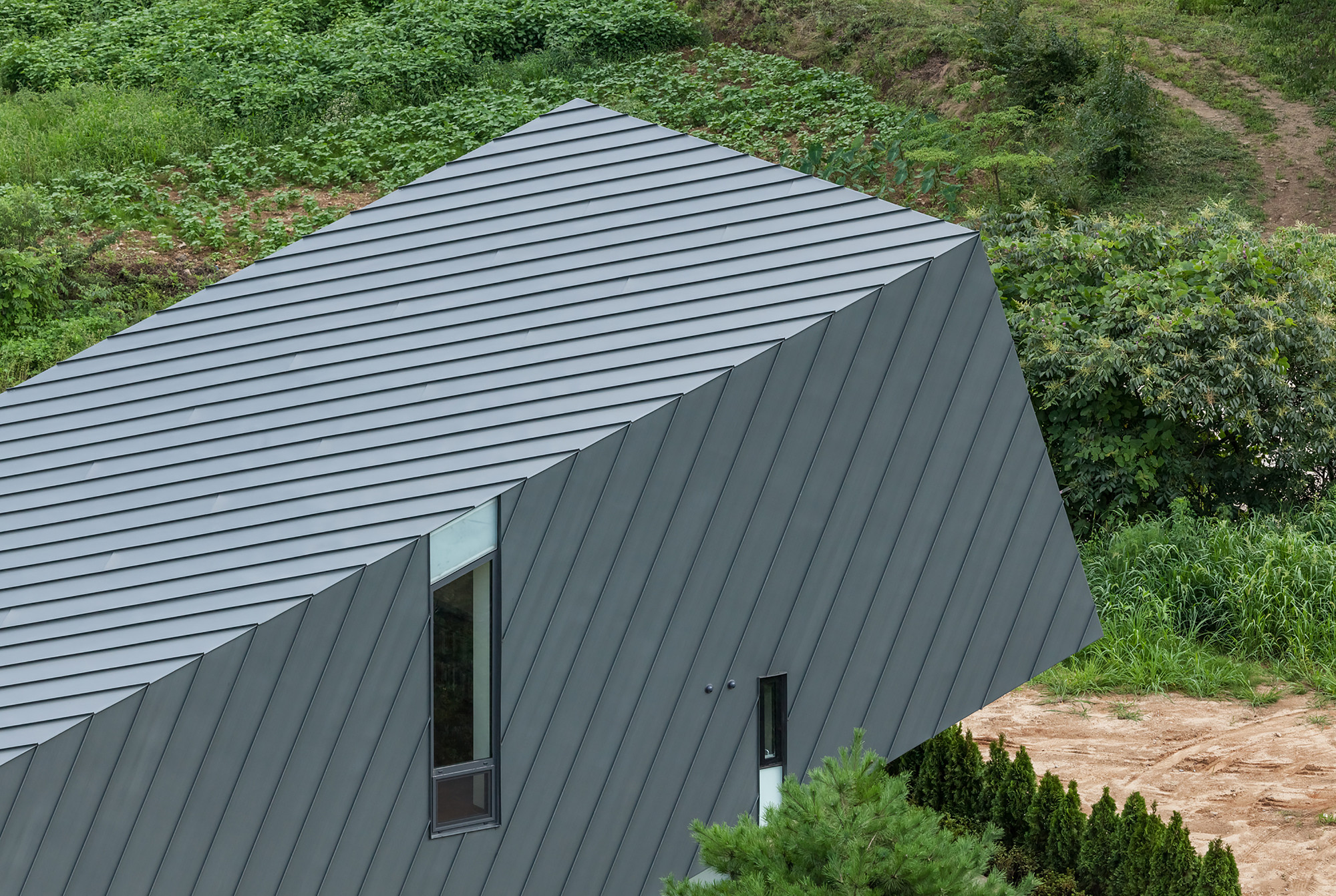 Gallery of Leaning House / PRAUD - 23